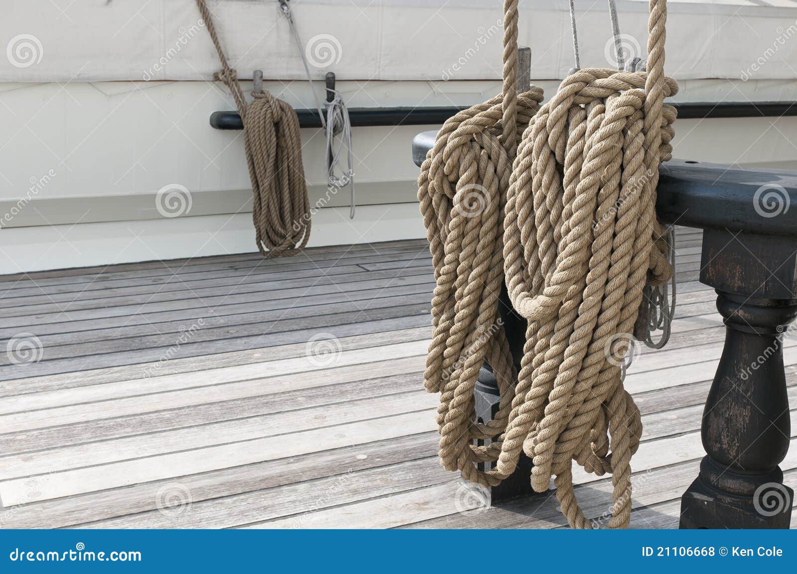 Corde Arrotolate Sulla Nave Di Navigazione Fotografia Stock - Immagine ...