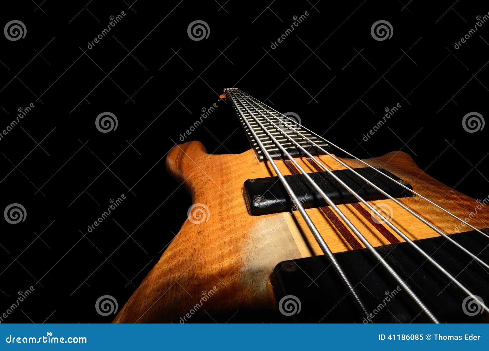 Corde del basso elettrico immagine stock. Immagine di concerto - 41186085