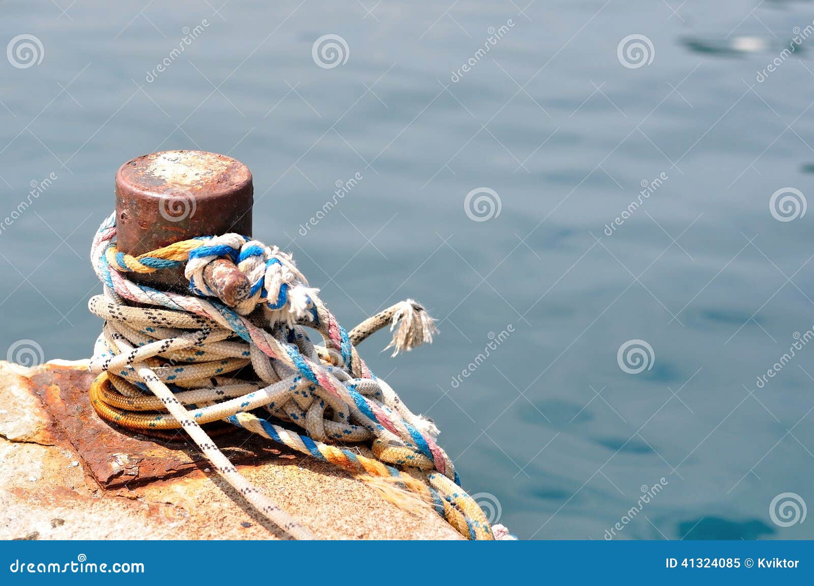 Corde Marine Sur La Borne D'amarrage Dans Le Port Image stock - Image ...