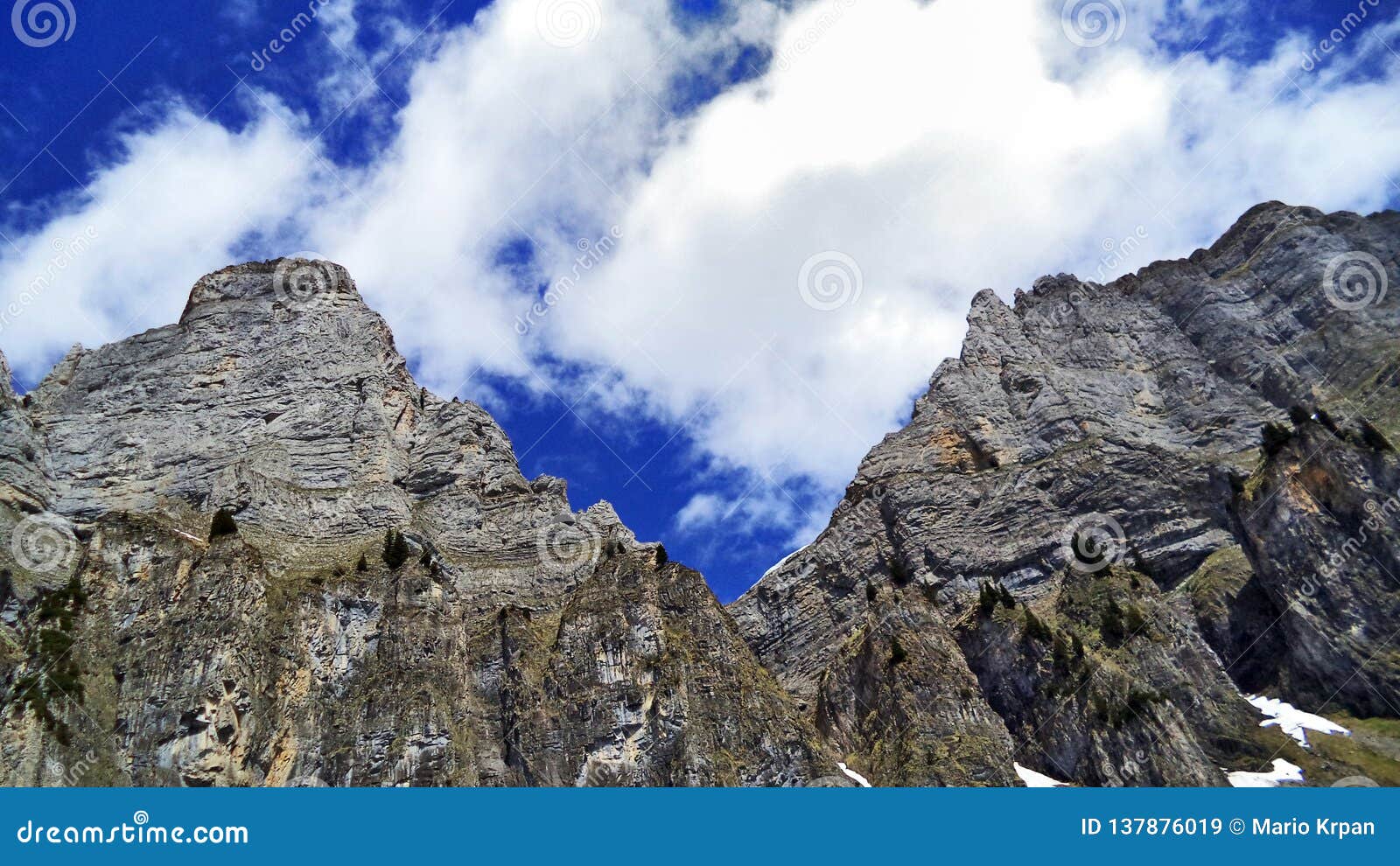 Cordillera Churfirsten Sobre El Lago Walensee Imagen de archivo ...