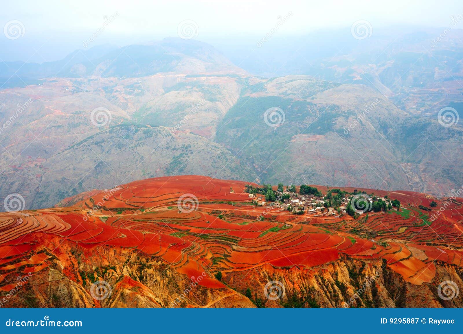 Cordon rouge image stock. Image du campagne, coloré, courbe - 9295887