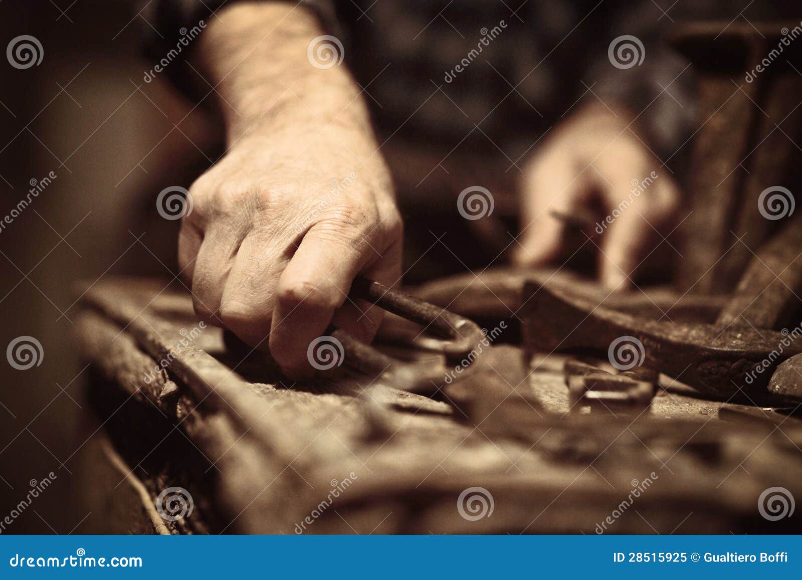 Cordonnier au travail image stock. Image du atelier, réparateur - 28515925