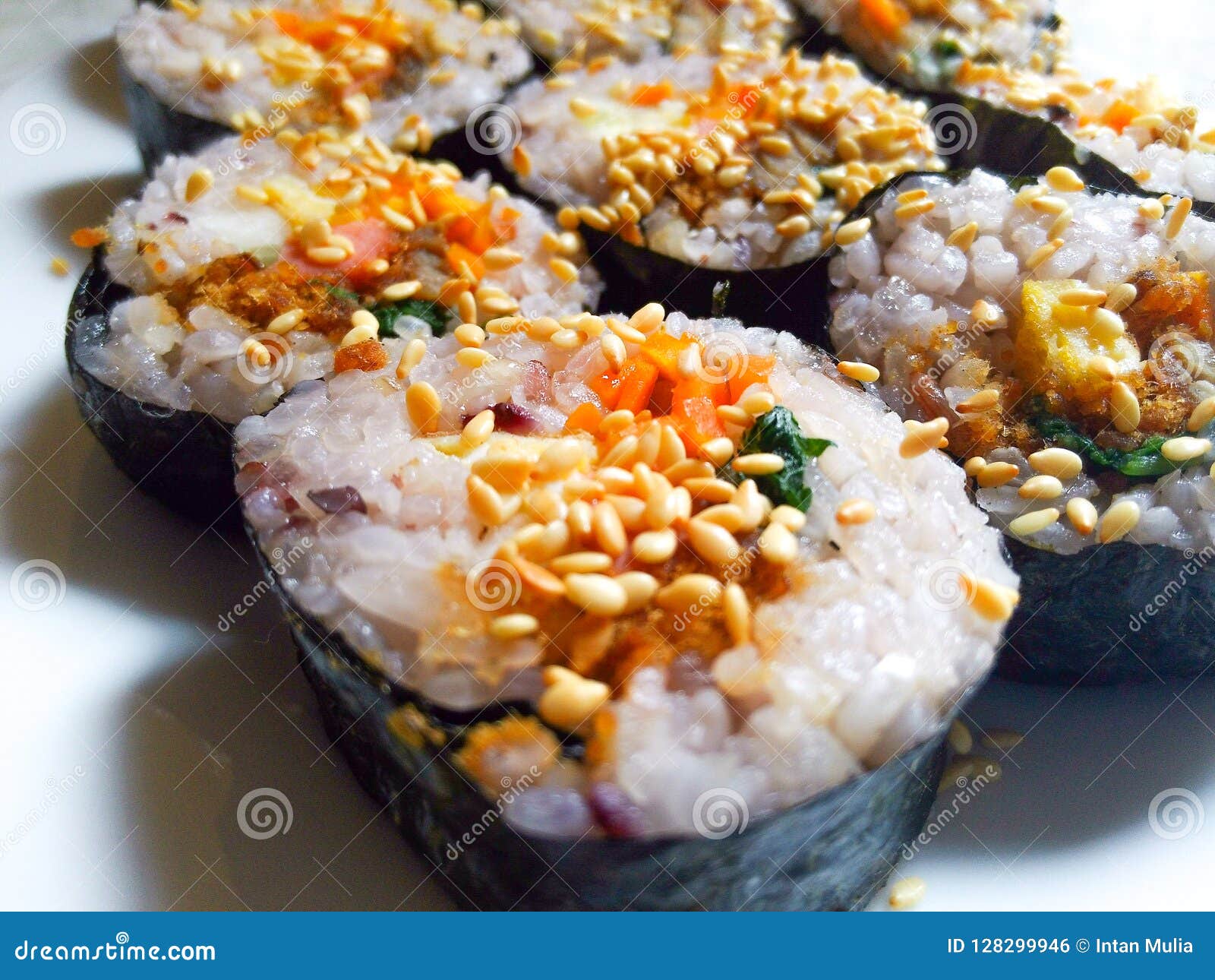 Coreano delicioso Kimbap foto de archivo. Imagen de cocinado - 128299946