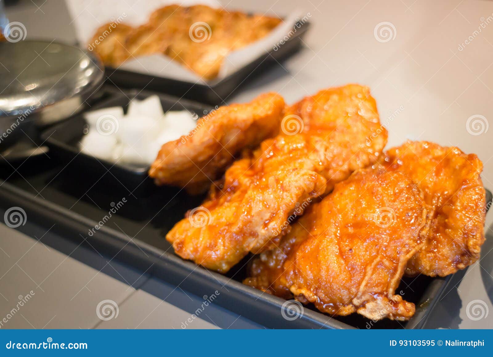 Coreano Fried Chicken on Black Plate Imagen de archivo - Imagen de ...