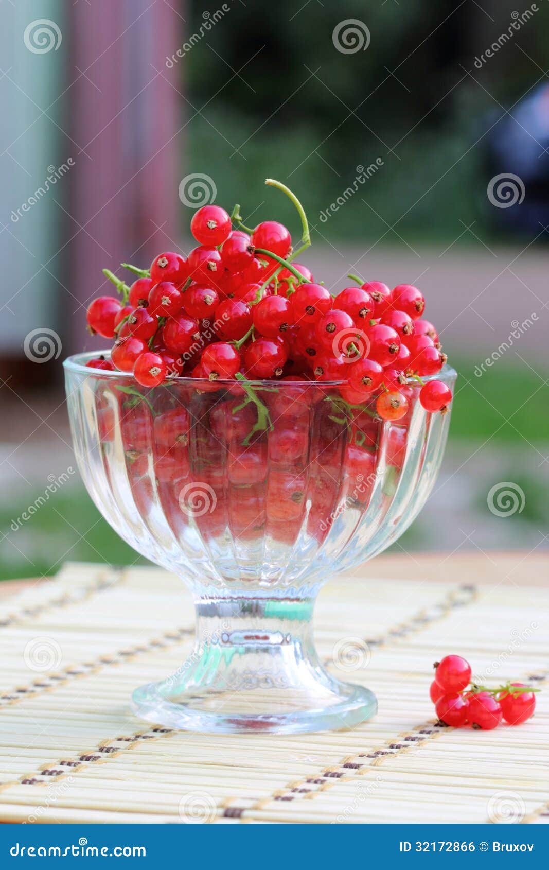 Corinto vermelho foto de stock. Imagem de alimento, fruta - 32172866