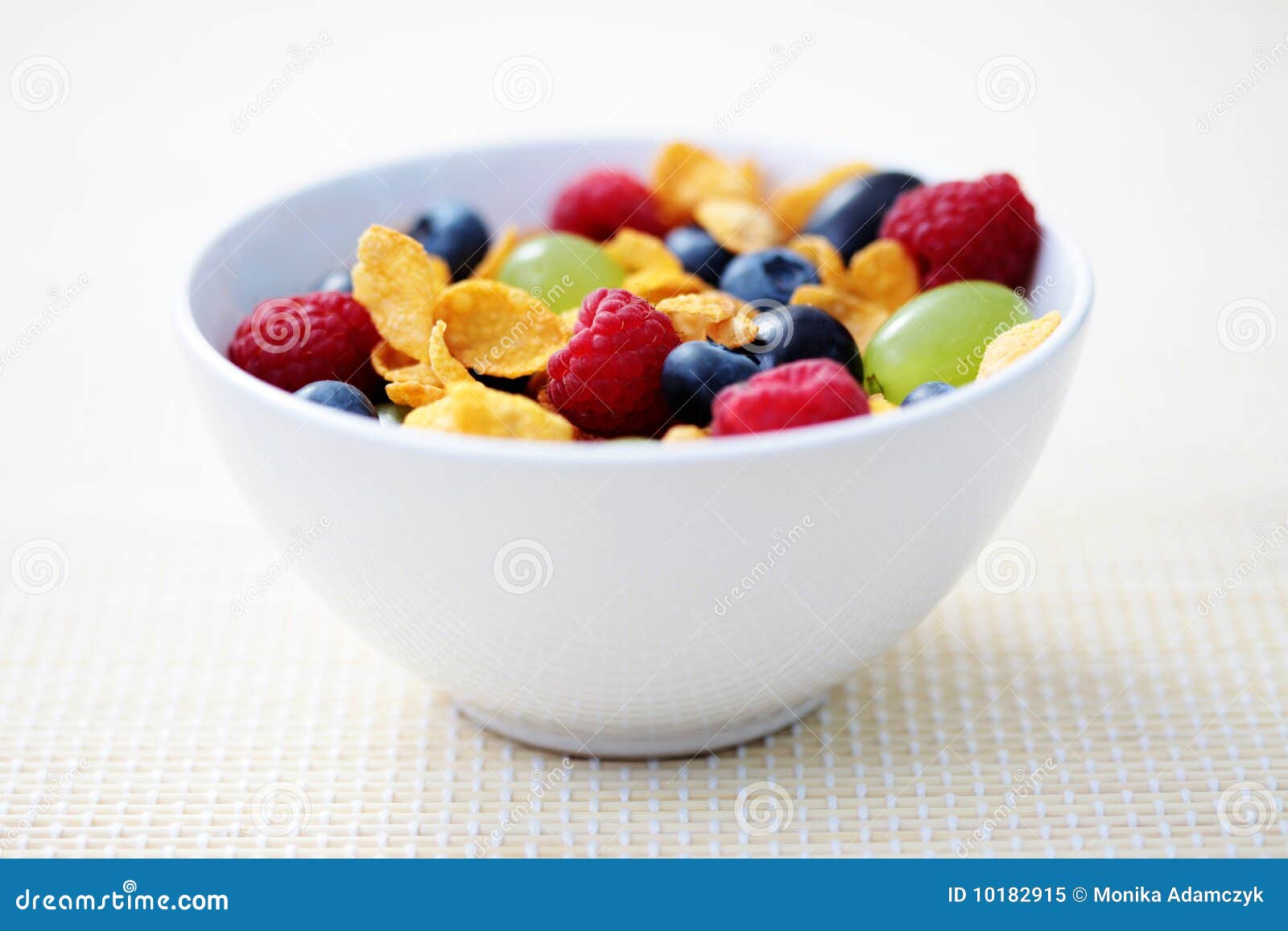 Corn flakes with fruits stock image. Image of nutrition - 10182915