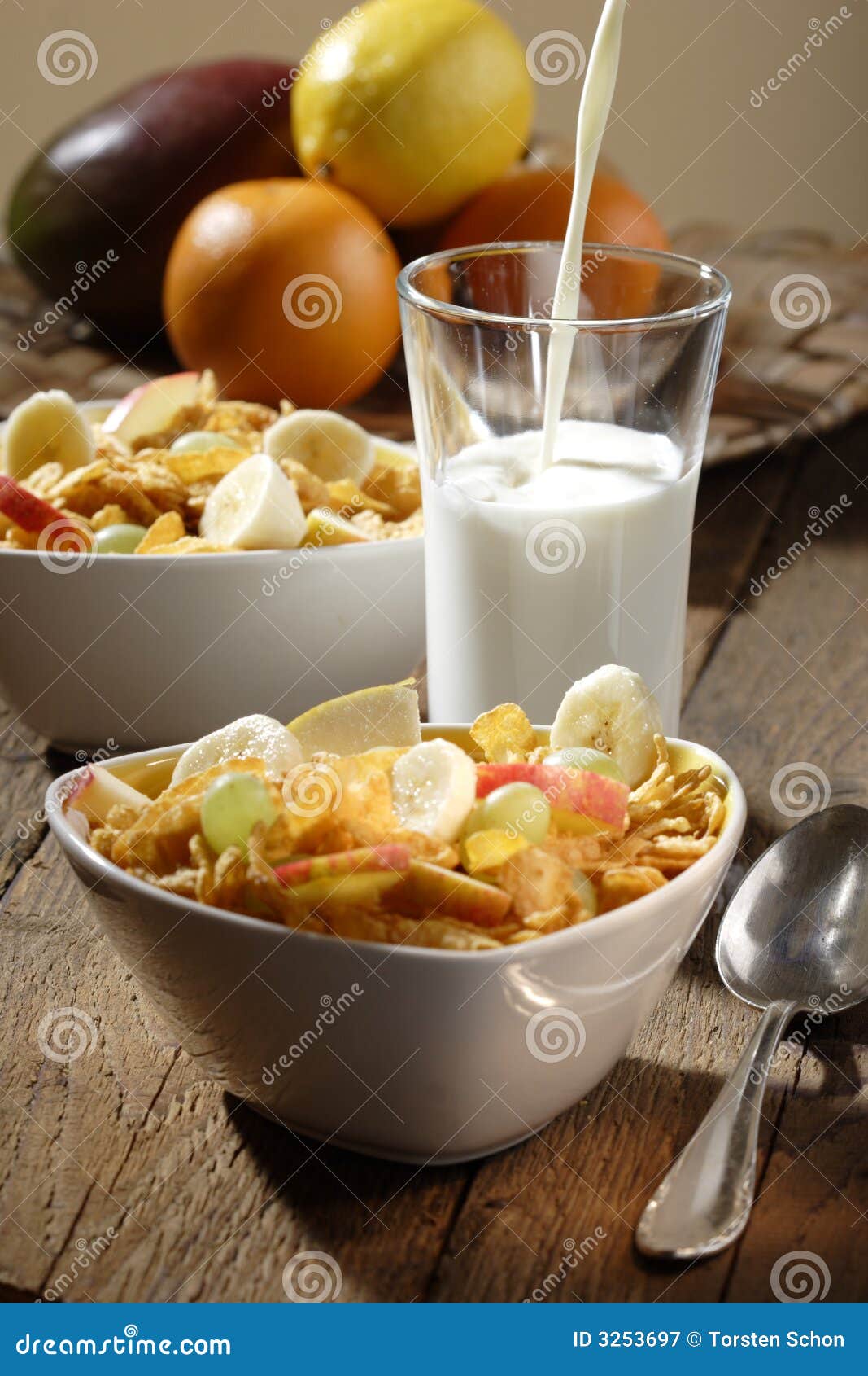 Corn flakes with fruits stock image. Image of fruits, flakes - 3253697