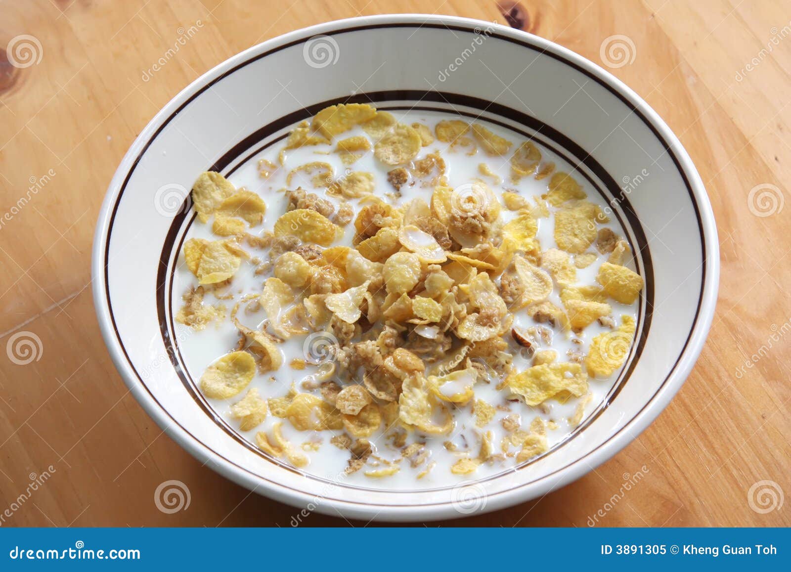Corn flakes in milk stock image. Image of oats, grains - 3891305
