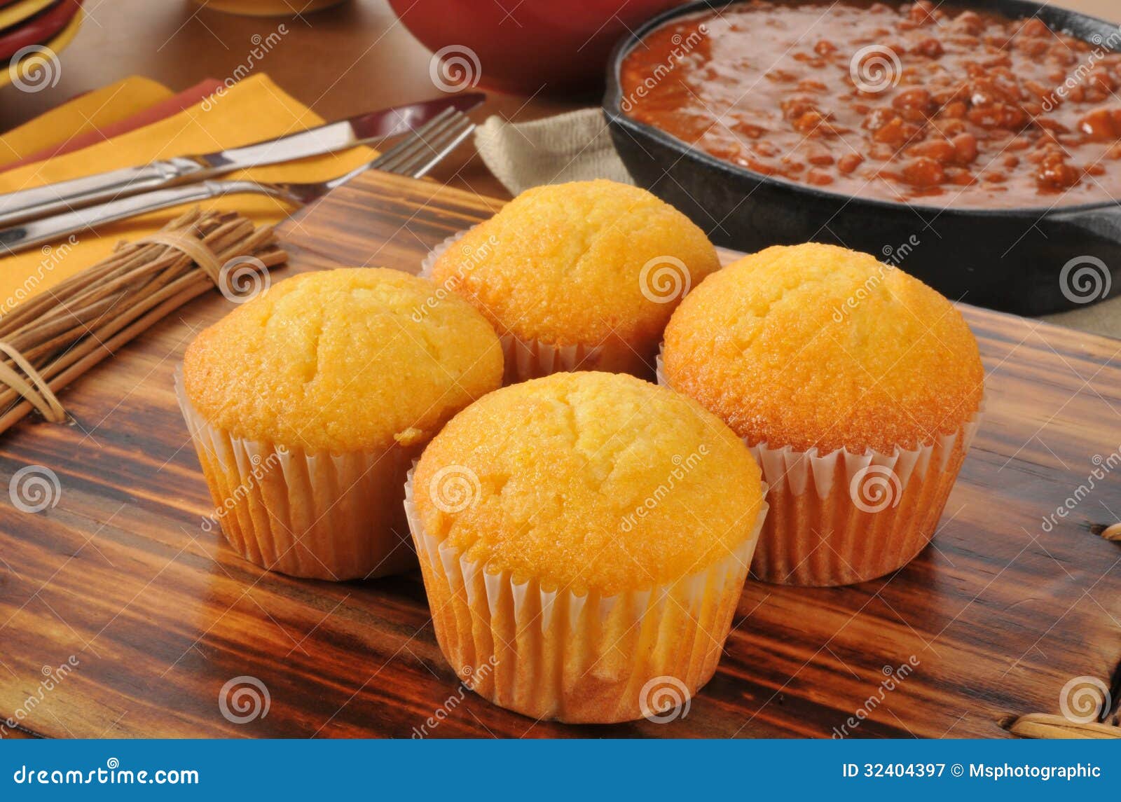 Cornbread Muffins and Chili Stock Image - Image of corn, product: 32404397
