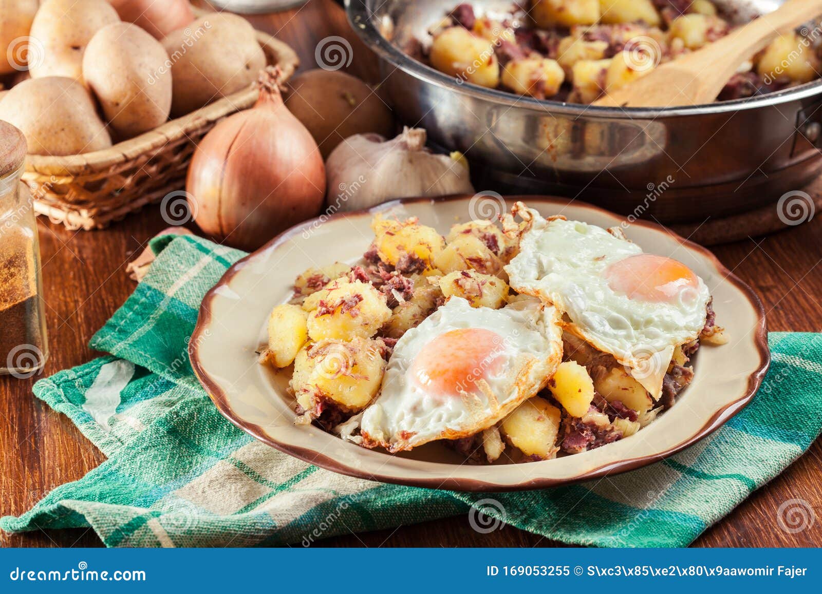 Corned Beef Hash on a Plate Stock Image - Image of eggs, onion: 169053255