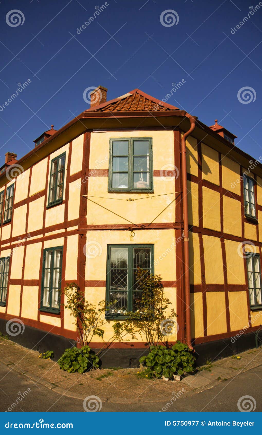 Corner Building Stock Image | CartoonDealer.com #5750977