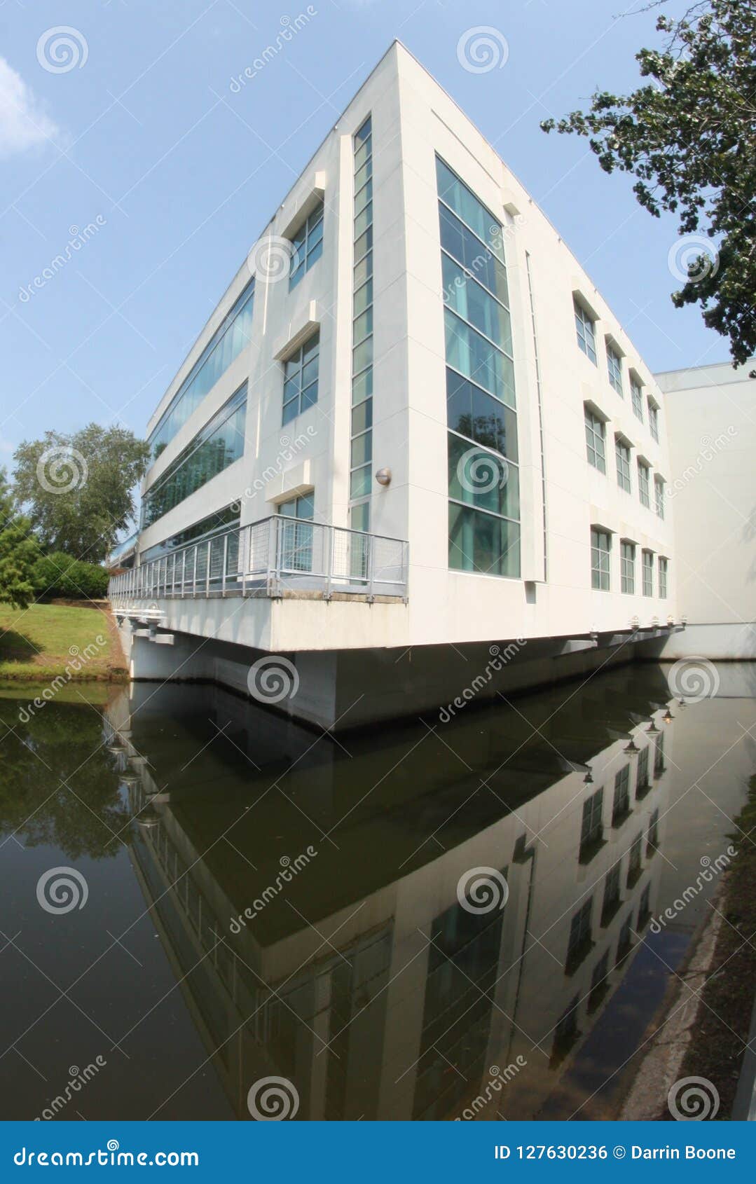 Building in Pool with Reflection Editorial Photo - Image of reflection ...