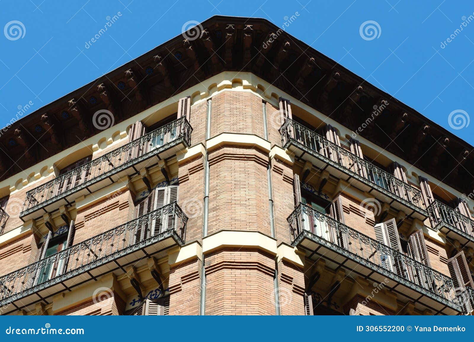 Corner of Classical Building in Downtown District of Madrid, Spain ...
