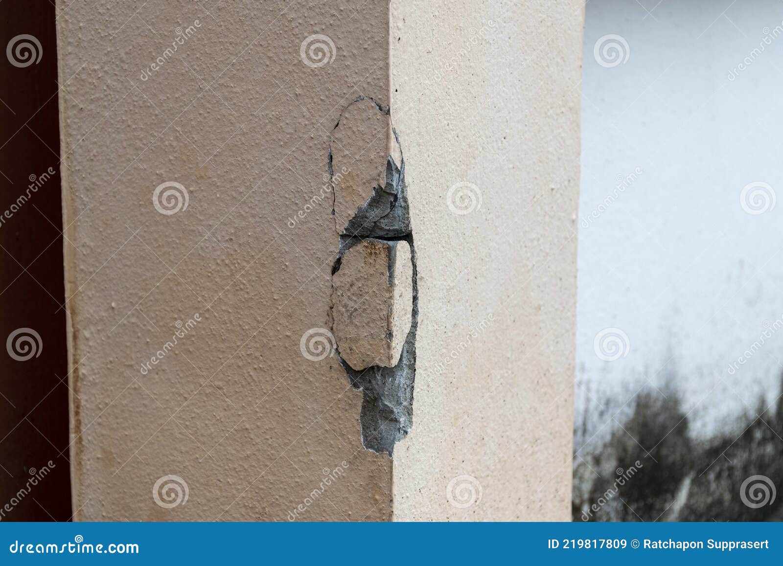 The Corner of the Concrete Column Has Cracks Stock Image - Image of ...