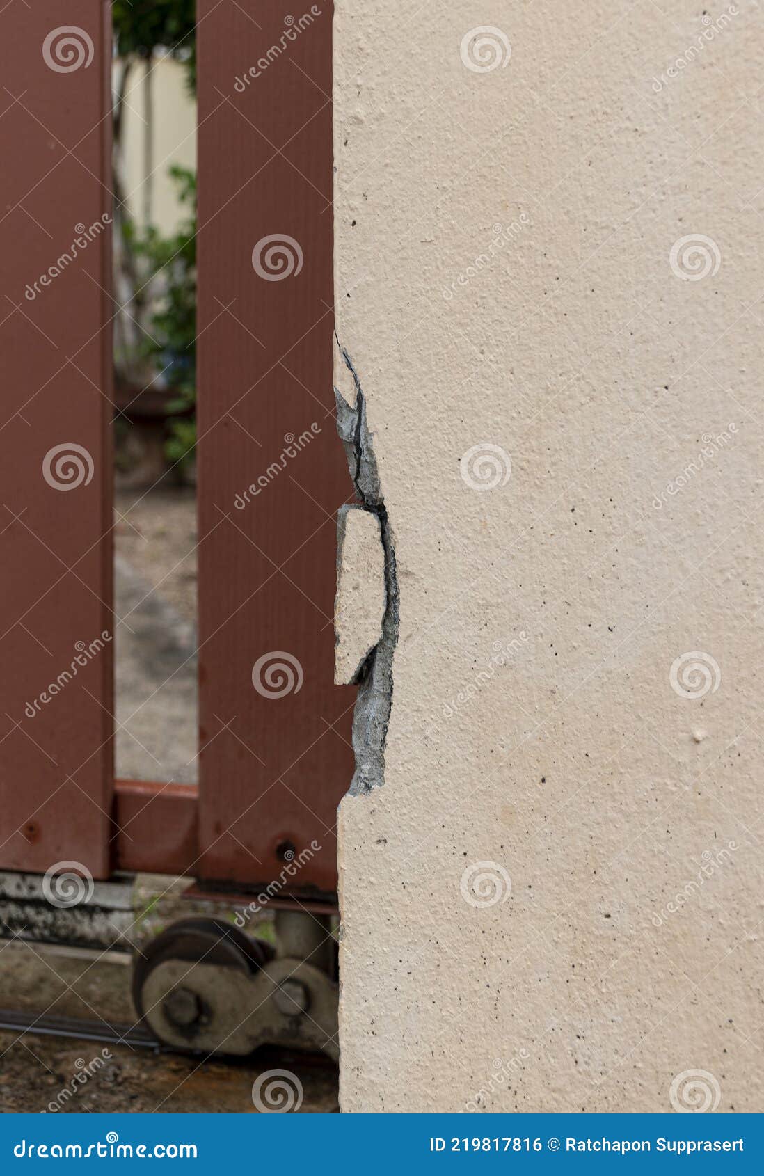 The Corner of the Concrete Column Has Cracks Stock Photo - Image of ...