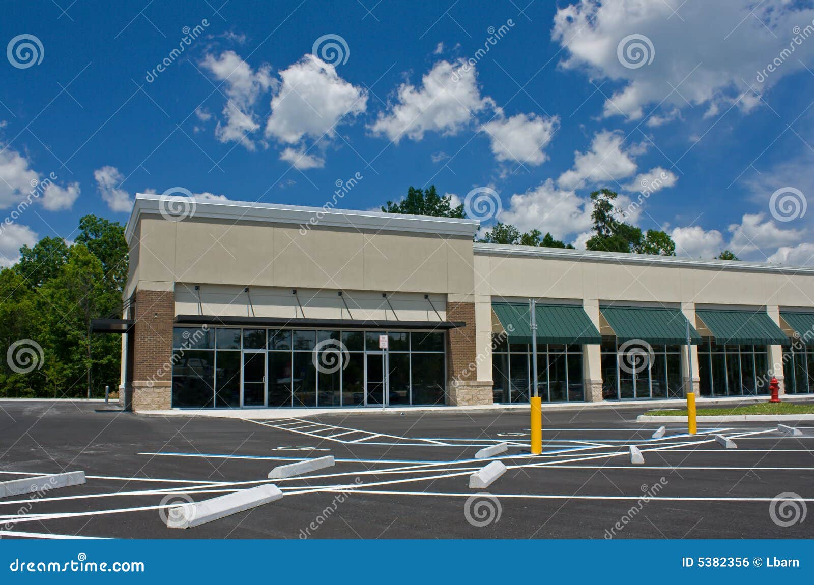 Corner retail store stock photo. Image of canopy, real - 5382356