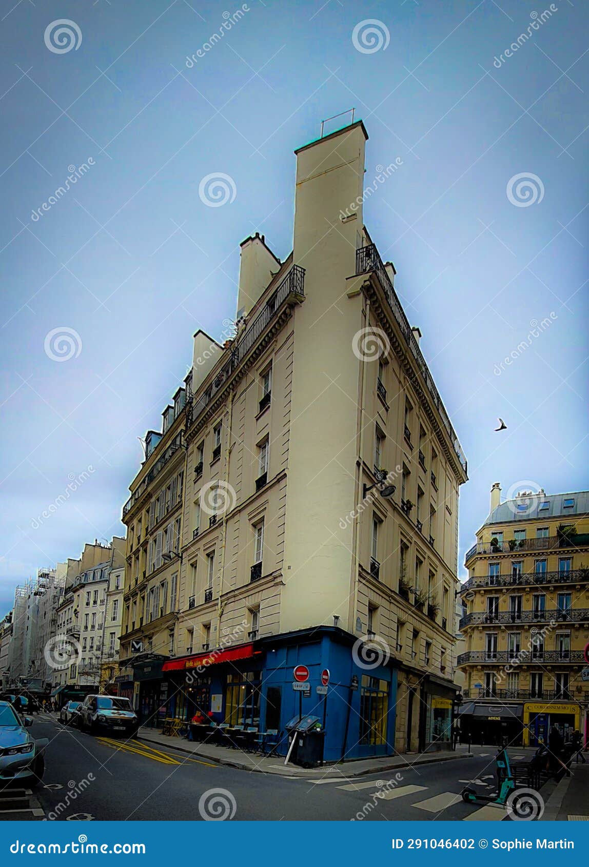 Corner street in Paris editorial photography. Image of tourism - 291046402