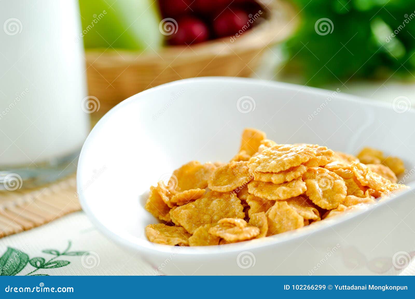 Cornflake imagen de archivo. Imagen de cereal, cornflakes - 102266299