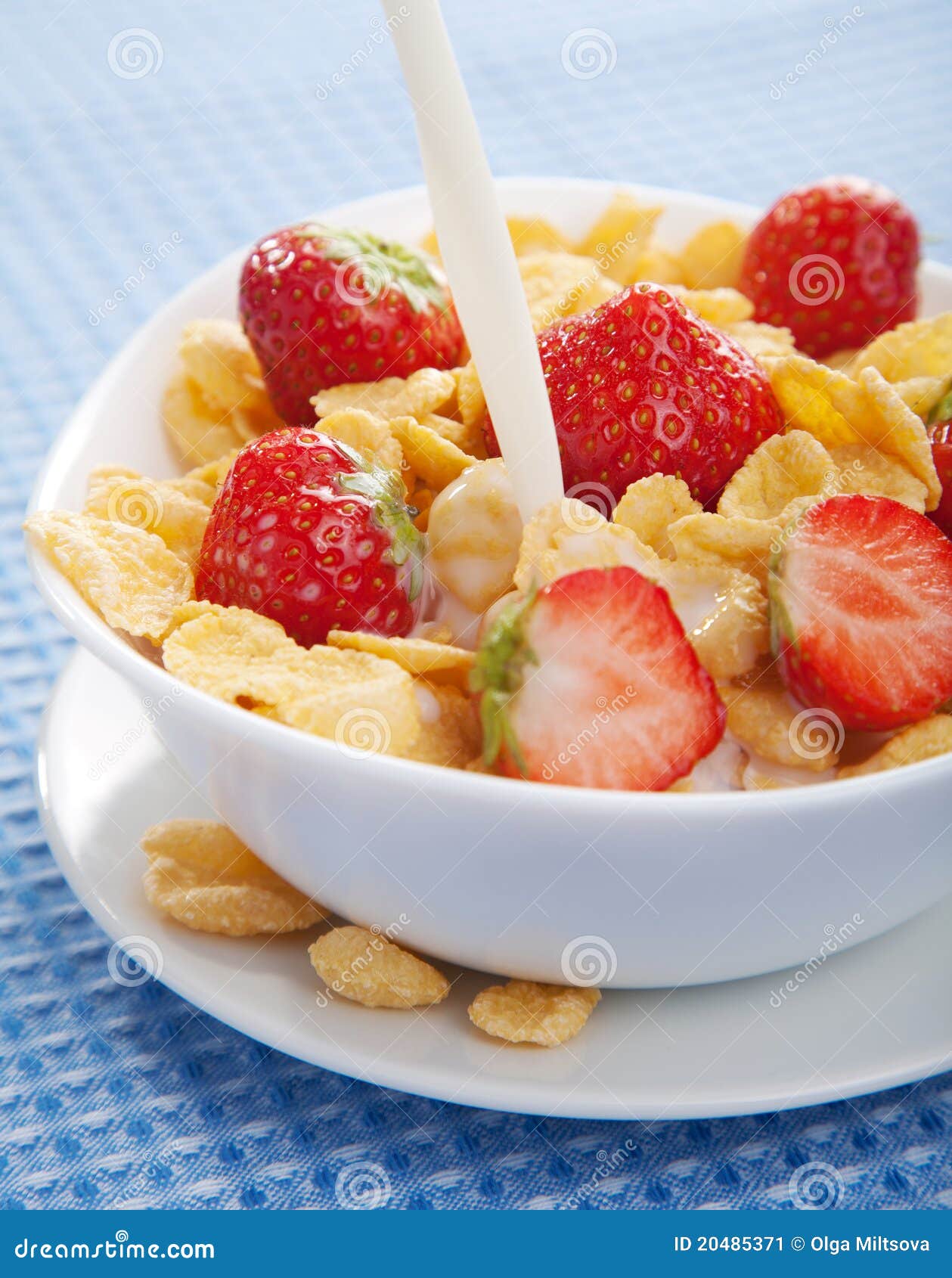 Cornflakes with strawberry stock image. Image of nutrition - 20485371