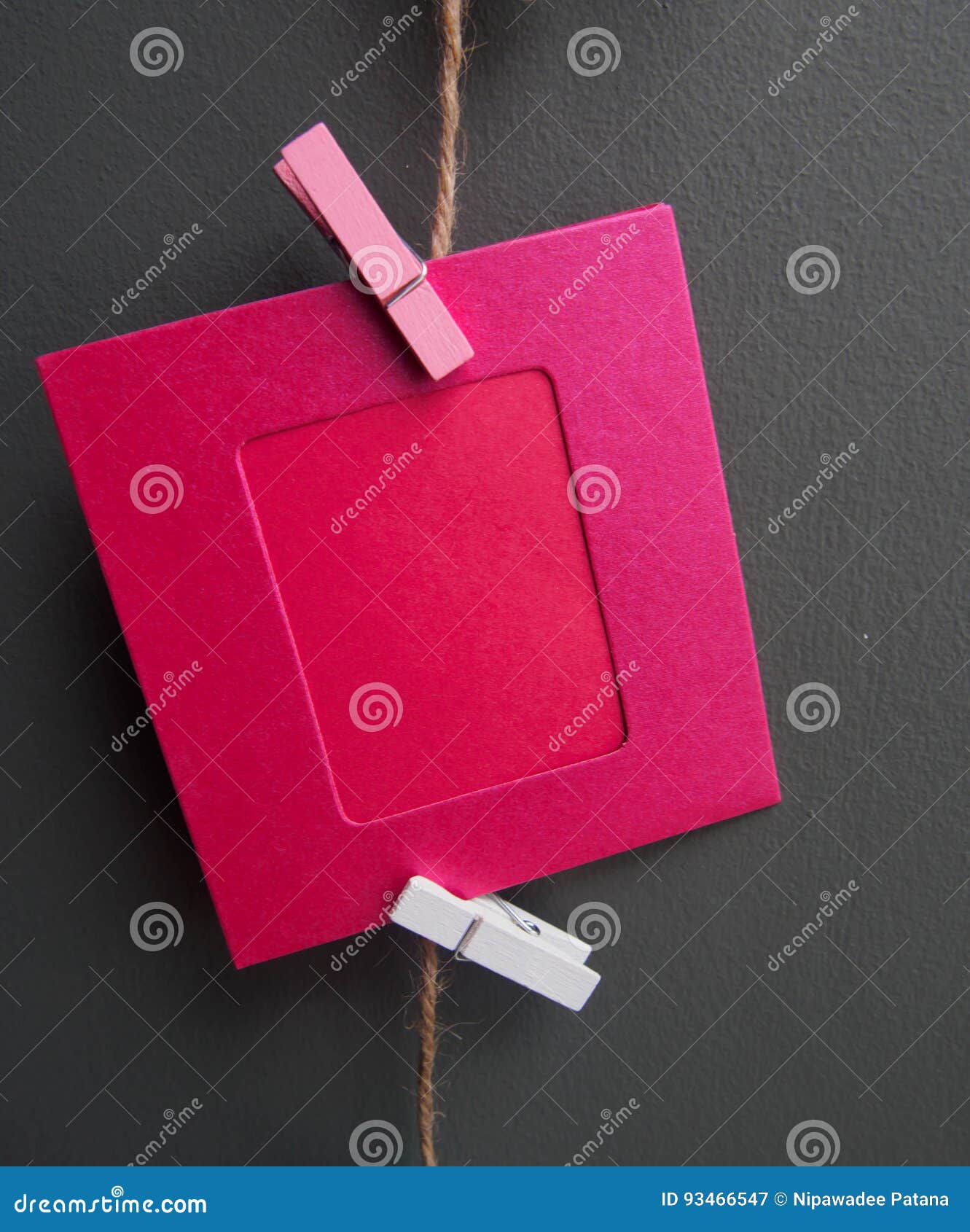 Cornice Rossa Che Appende Sulle Corde Immagine Stock - Immagine di ...