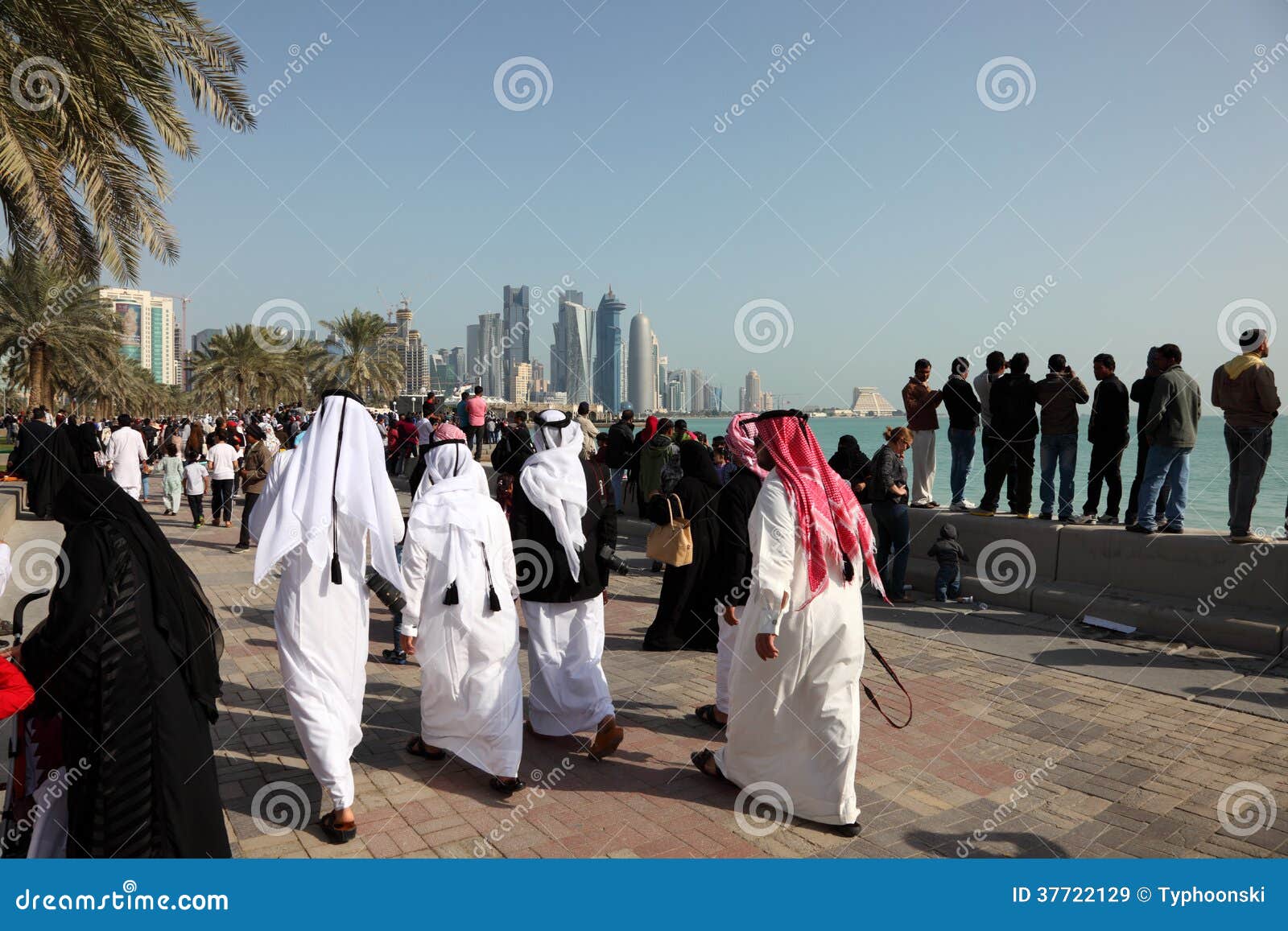Corniche de Doha, Catar imagem de stock editorial. Imagem de ...