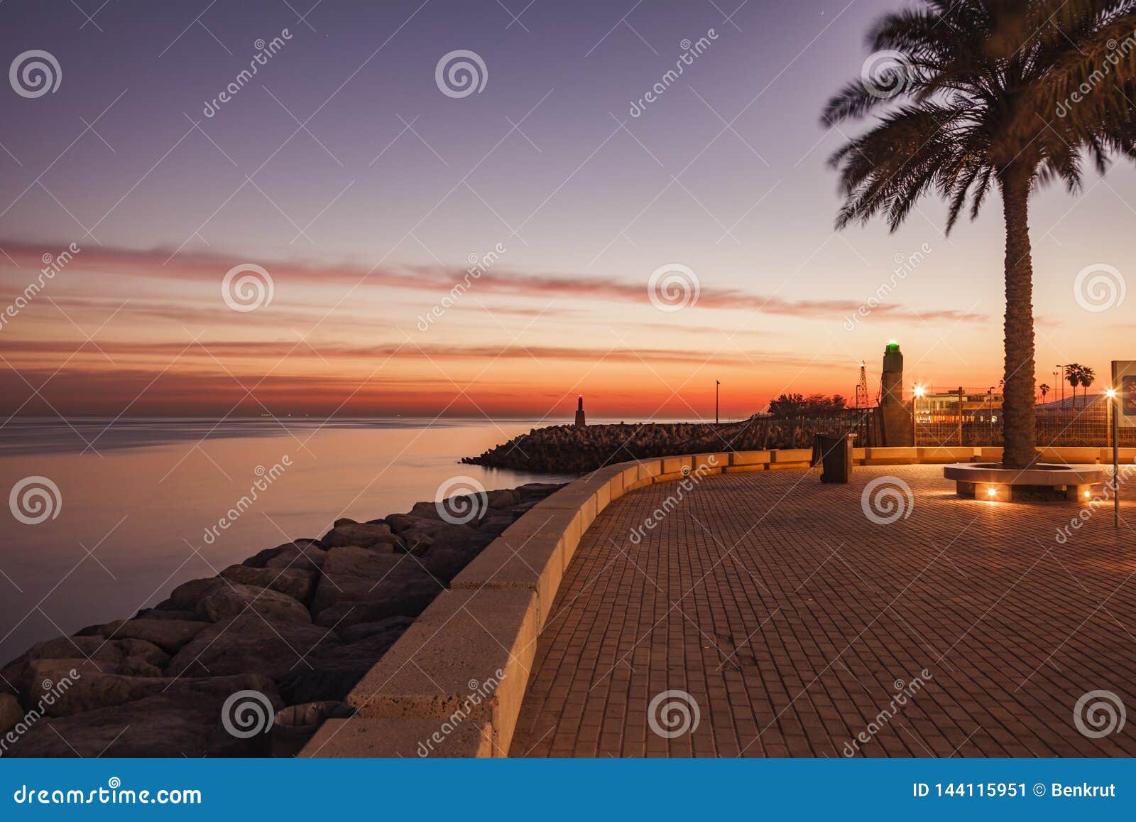 Corniche En La Ciudad De Kuwait Imagen de archivo - Imagen de sunset ...