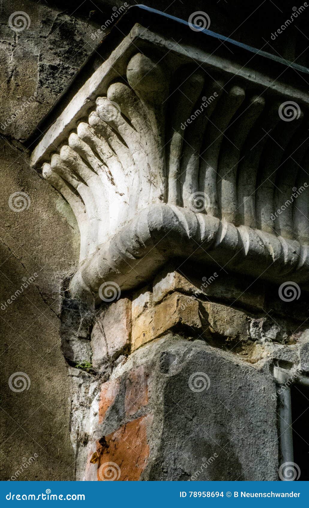 Cornisa Que Desmenuza En Estilo Egipcio Foto de archivo - Imagen de ...