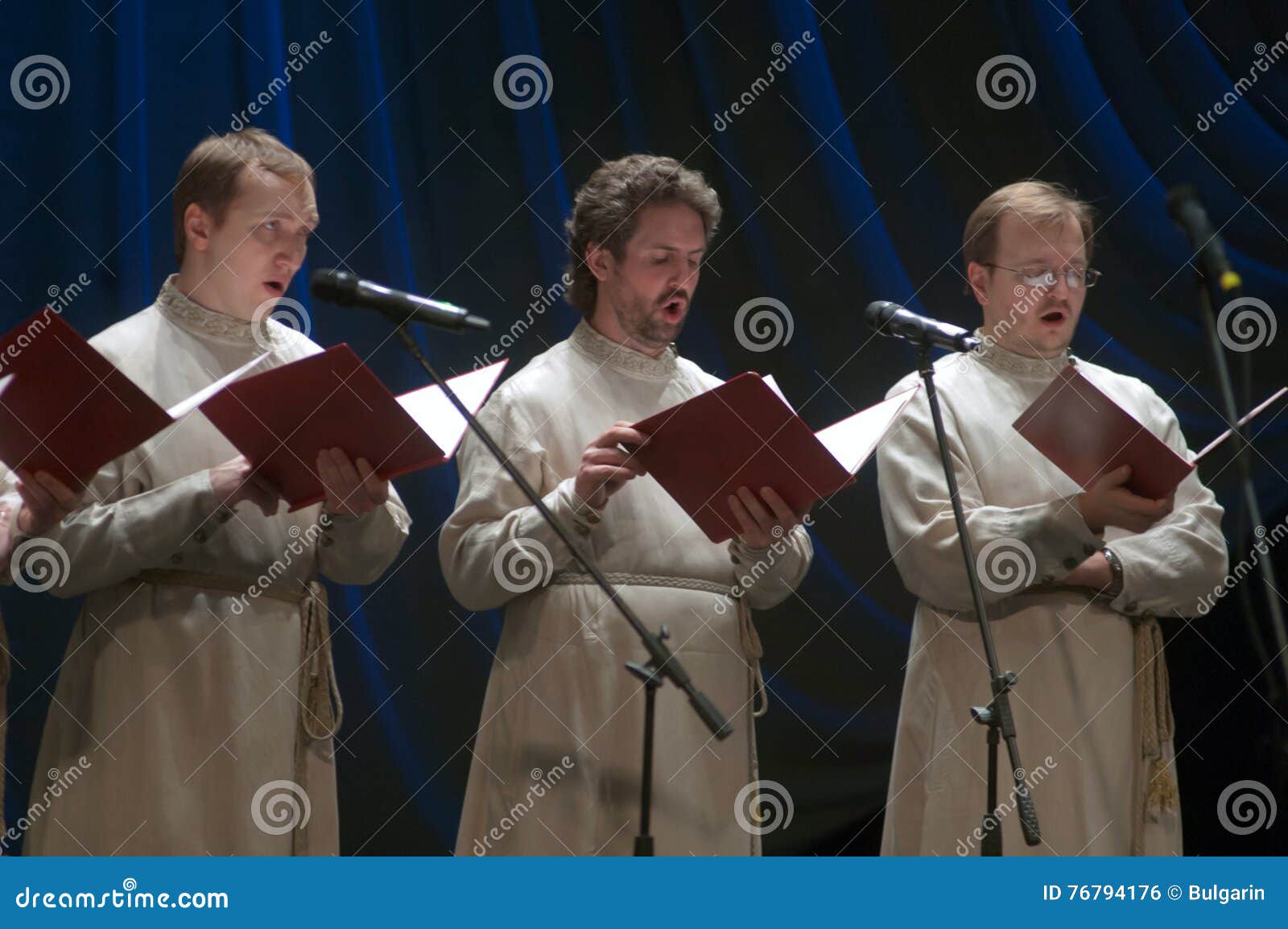 Coro masculino patriarcal foto editorial. Imagen de brazos - 76794176