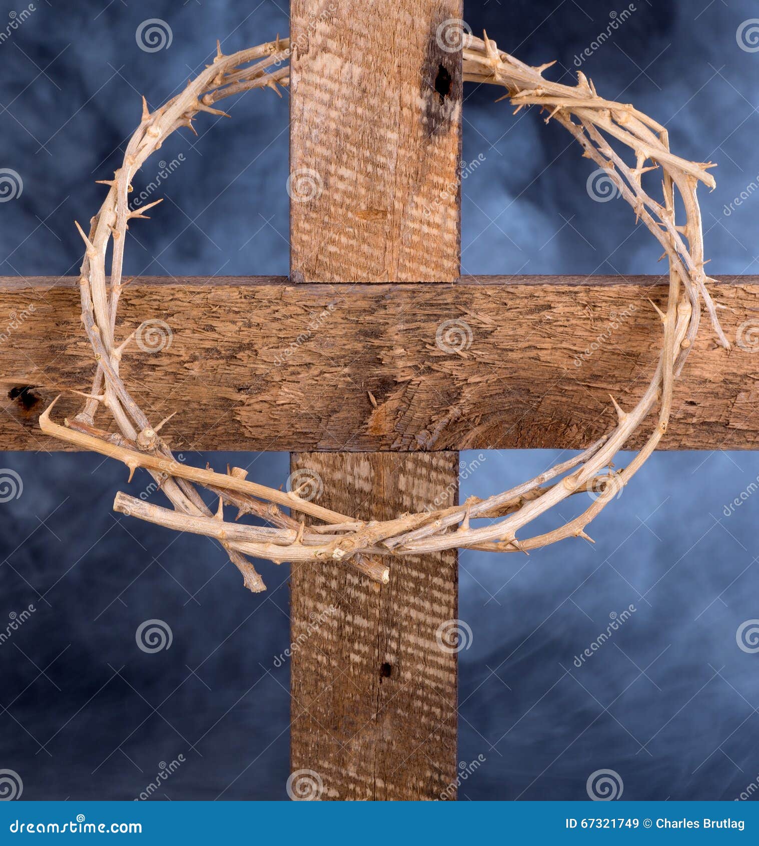 Corona De Espinas En Una Cruz Imagen de archivo - Imagen de ...