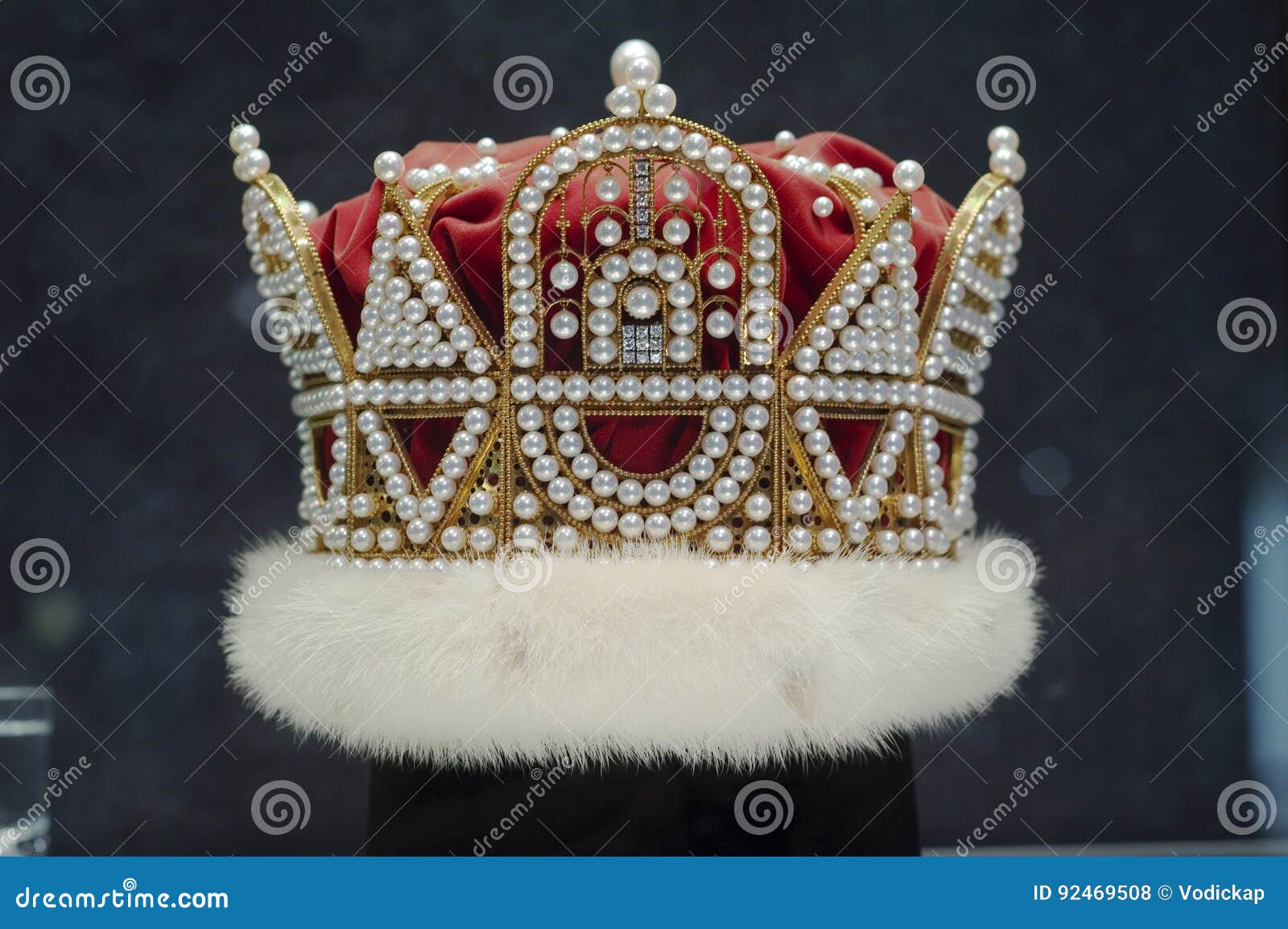 Corona de la perla foto de archivo. Imagen de hecho, zafiro - 92469508