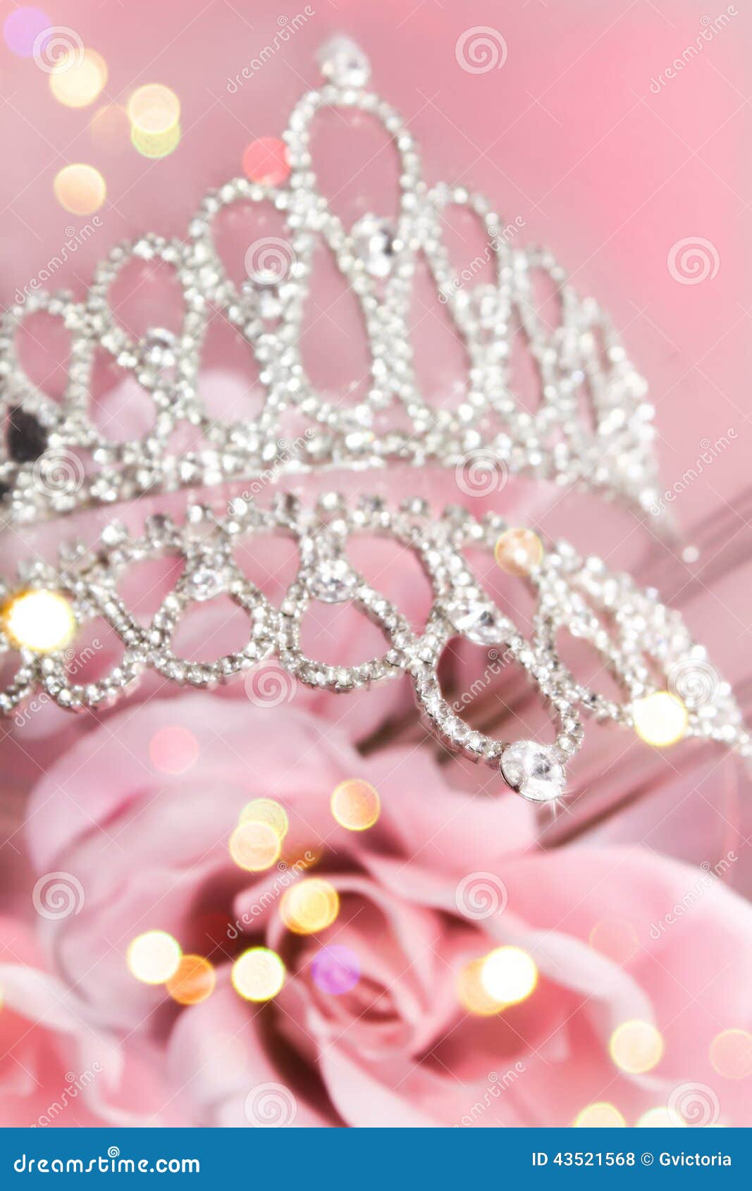 Corona Del Brillo Con Las Rosas Rosadas Foto de archivo - Imagen de ...