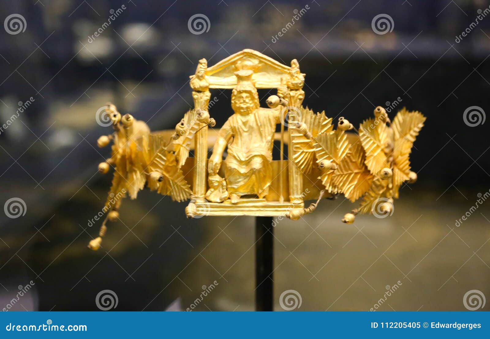 Corona Del Oro Del Tesoro De Douch - Museo Egipcio Imagen editorial ...