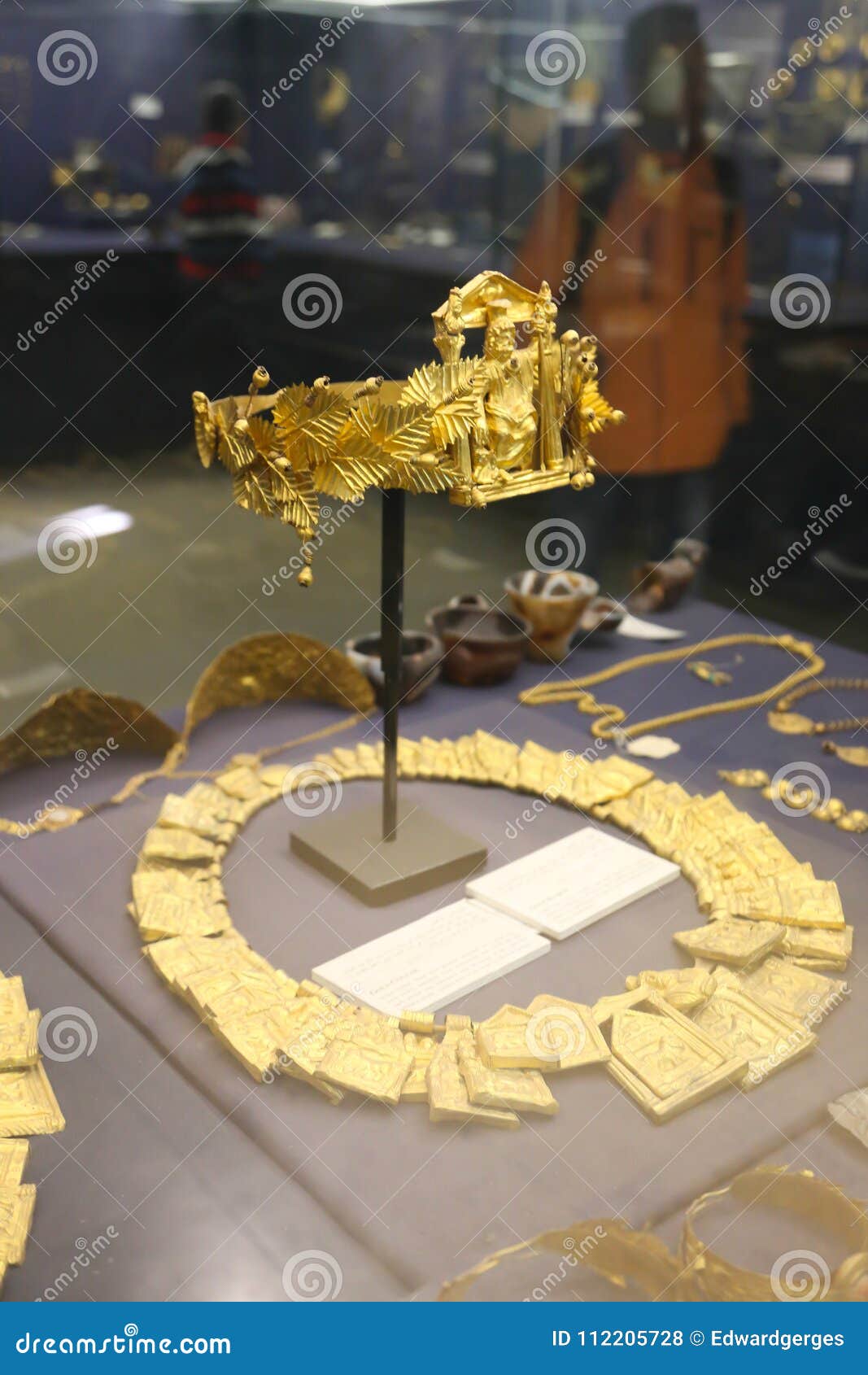 Corona Del Oro Del Tesoro De Douch - Museo Egipcio Foto de archivo ...