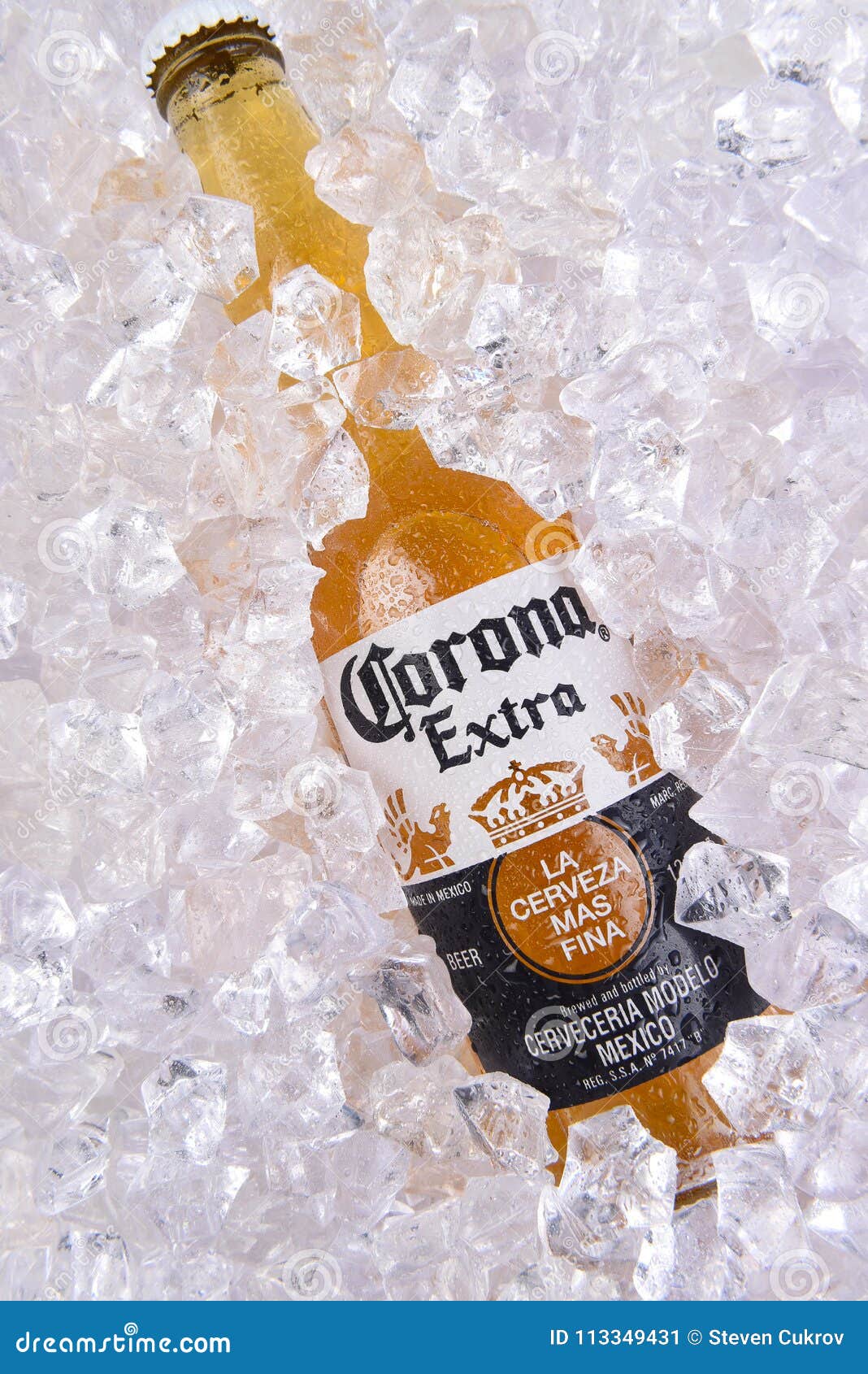 Corona Extra-bier in ijs redactionele foto. Image of mexicaans - 113349431
