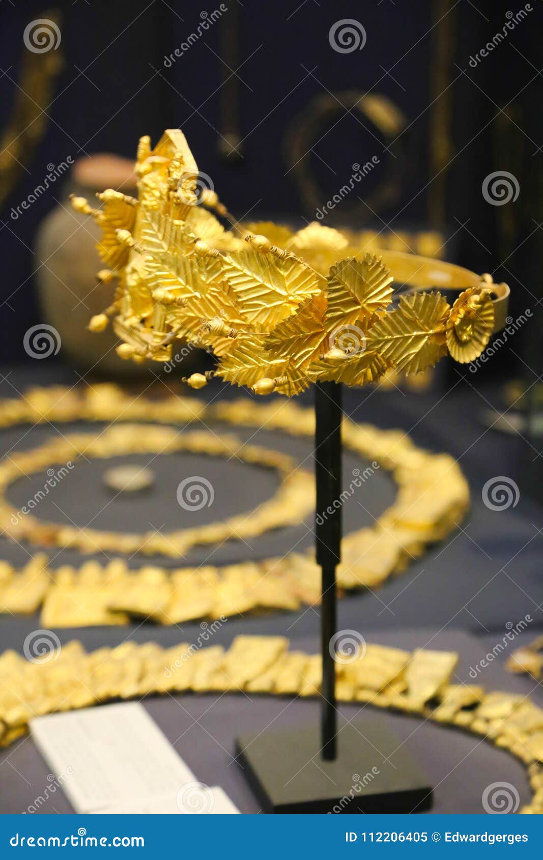 Coronas Del Oro Del Tesoro De Douch - Museo Egipcio Imagen editorial ...