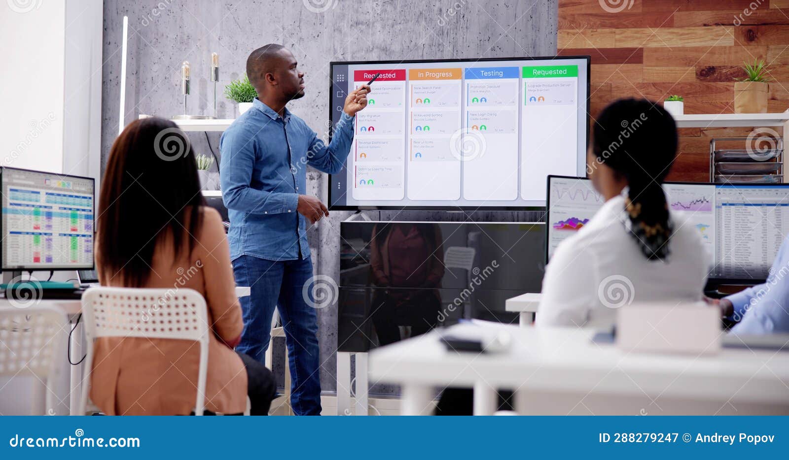 Corporate Training Presentation in Classroom Stock Image - Image of talk, schedule: 288279247