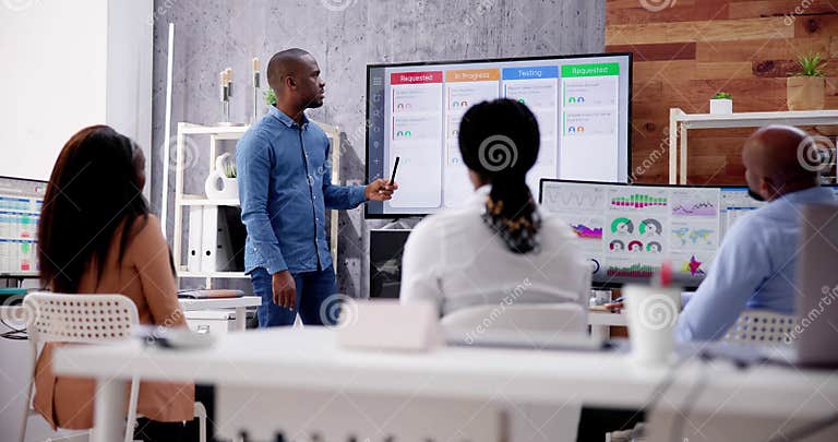 Corporate Training Presentation in Classroom Stock Image - Image of classroom, background: 289054859