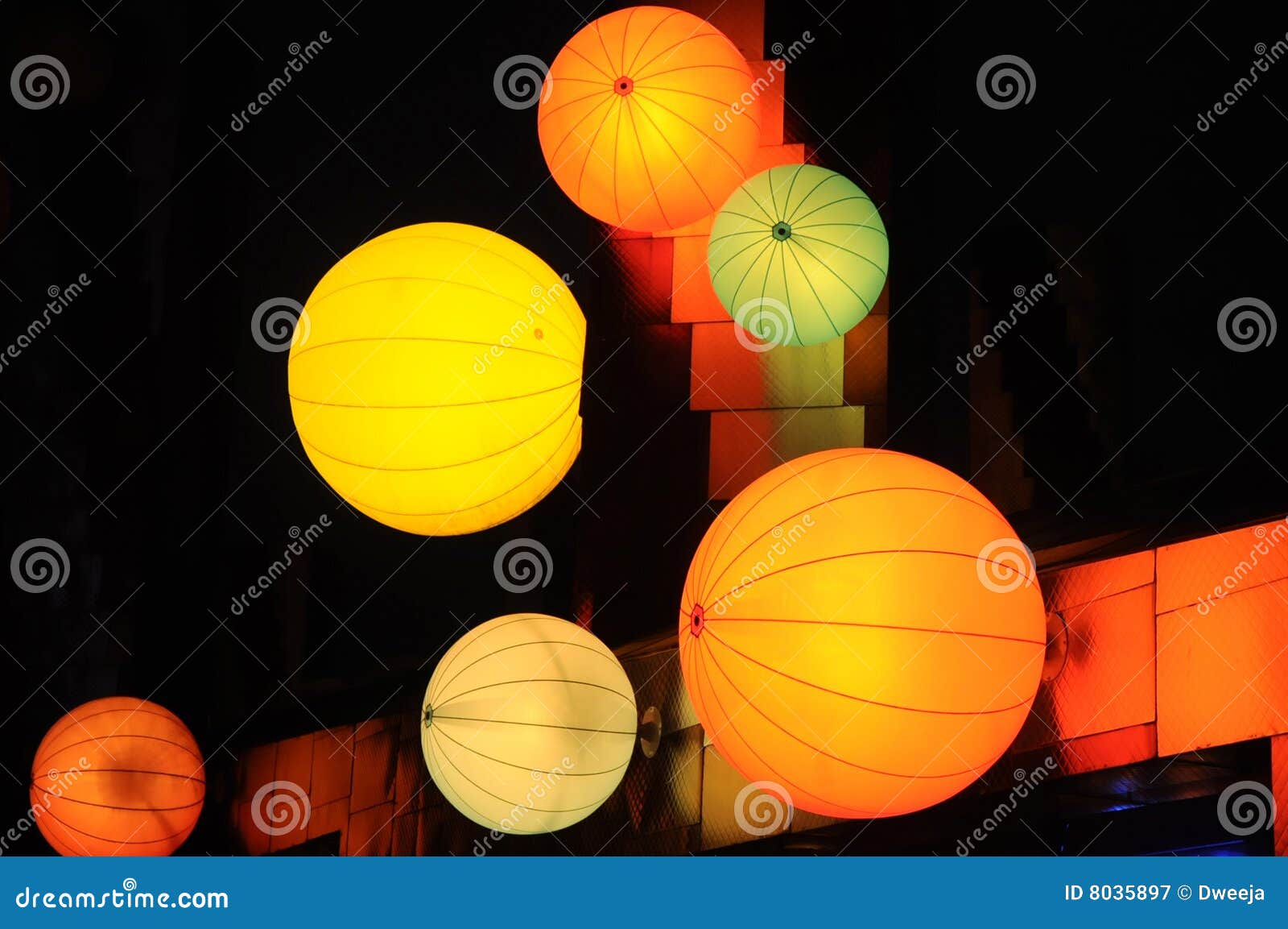 Corps ronds image stock. Image du ampoule, éclairage, fruits - 8035897