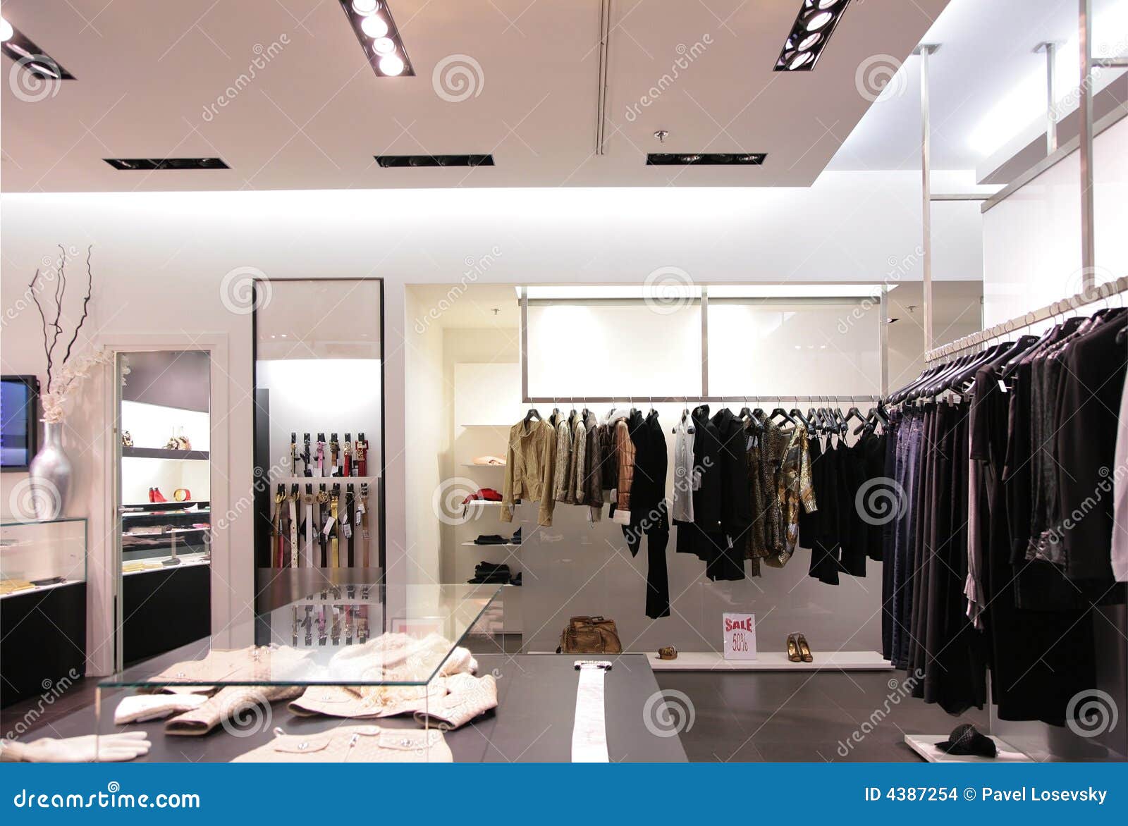 Correas Y Ropa Superior En Departamento Foto de archivo - Imagen de ...