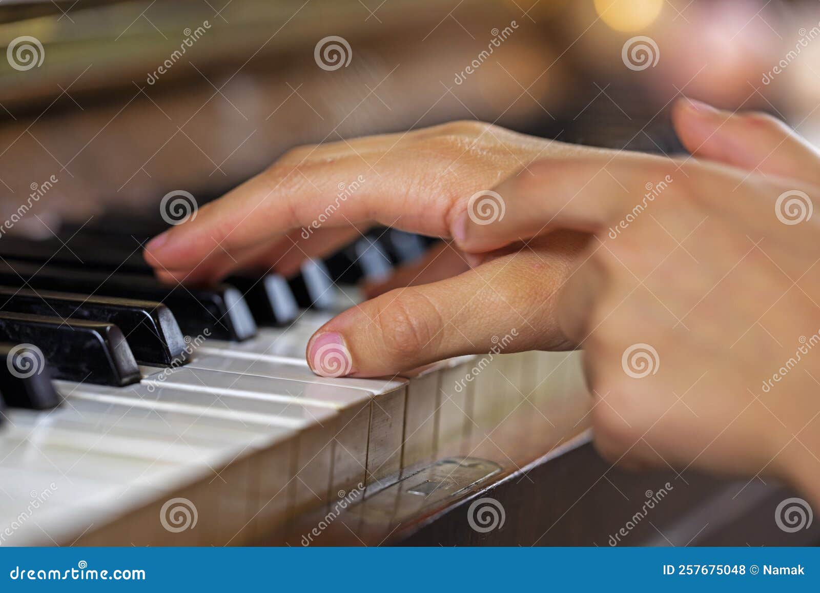 Correct the Left Hand with the Right Hand while Playing the Piano ...
