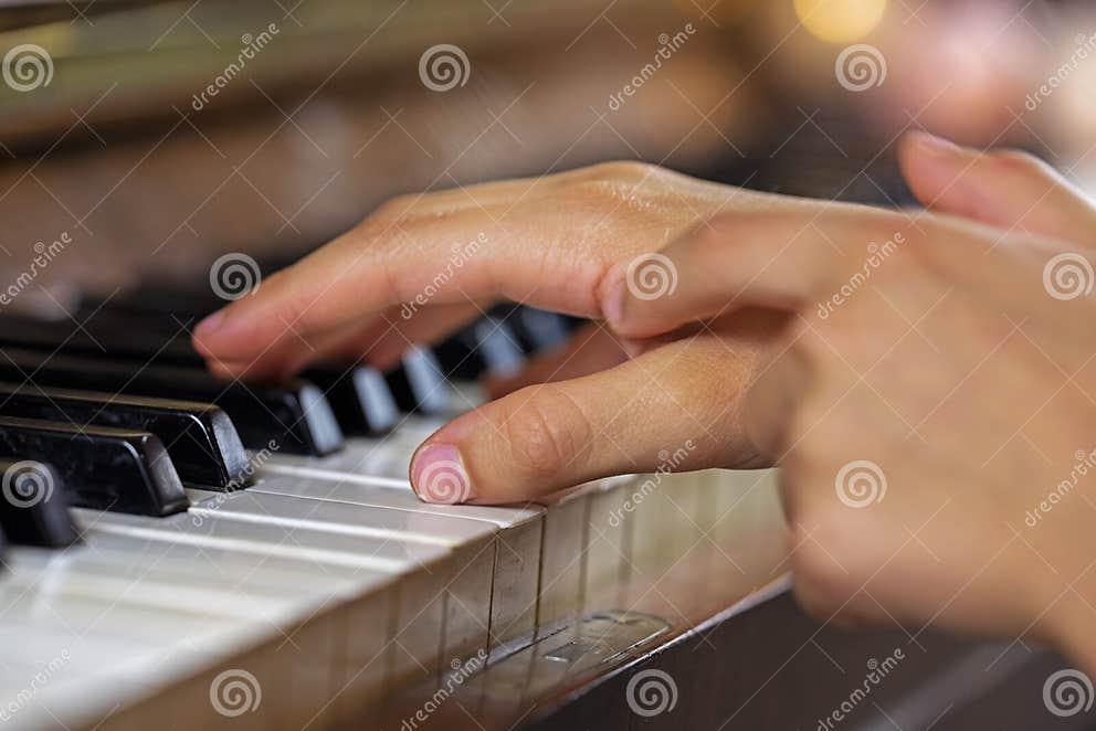 Correct the Left Hand with the Right Hand while Playing the Piano ...