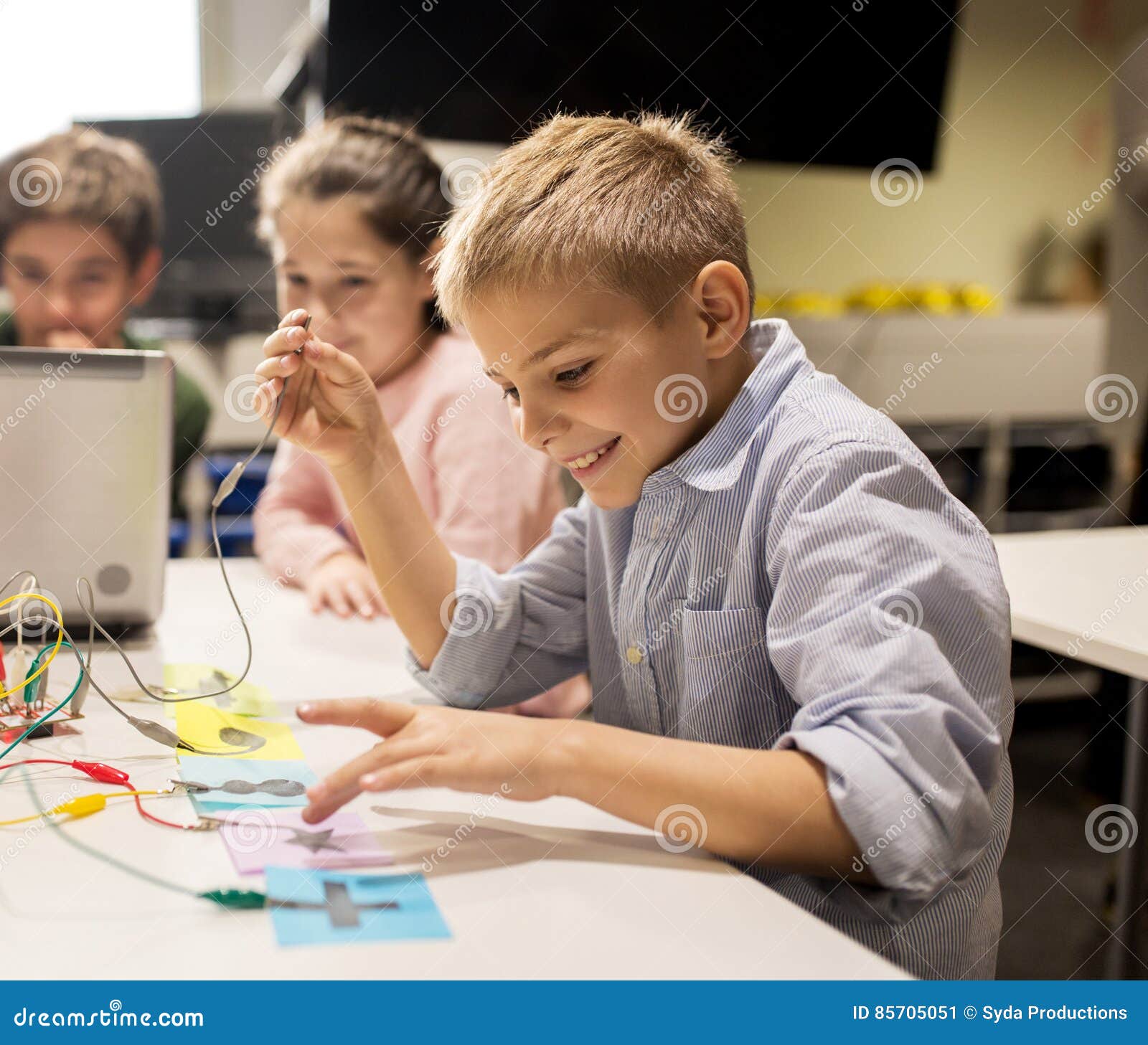 Corredo Dei Bambini, Del Computer Portatile E Di Invenzione Alla Scuola ... Corredo Dei Bambini, Del Computer Portatile E Di Invenzione Alla Scuola ...