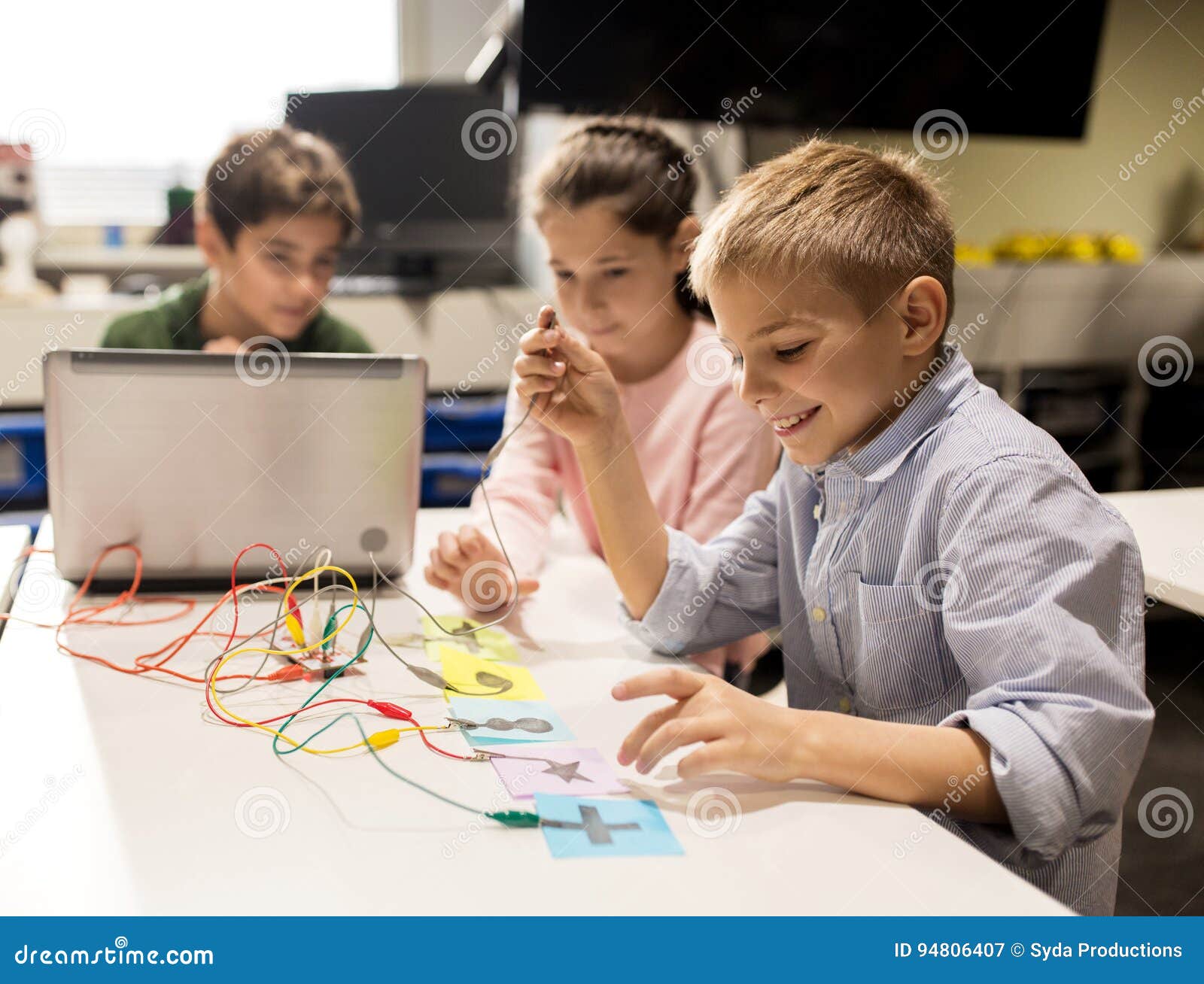 Corredo Dei Bambini, Del Computer Portatile E Di Invenzione Alla Scuola ... Corredo Dei Bambini, Del Computer Portatile E Di Invenzione Alla Scuola ...