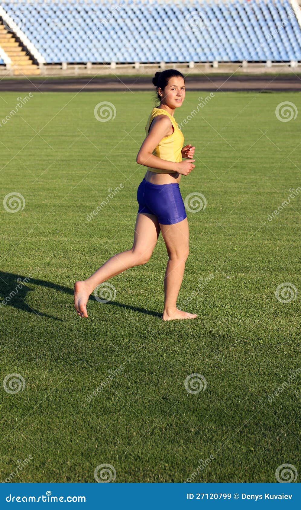 Corredor bonito da menina. imagem de stock. Imagem de grama - 27120799