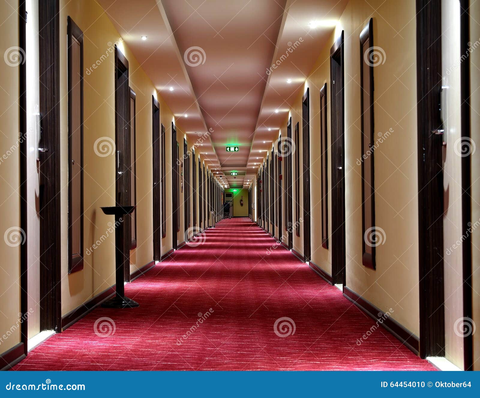 Corredor Bonito Do Hotel Com Tapete Foto de Stock - Imagem de parede ...