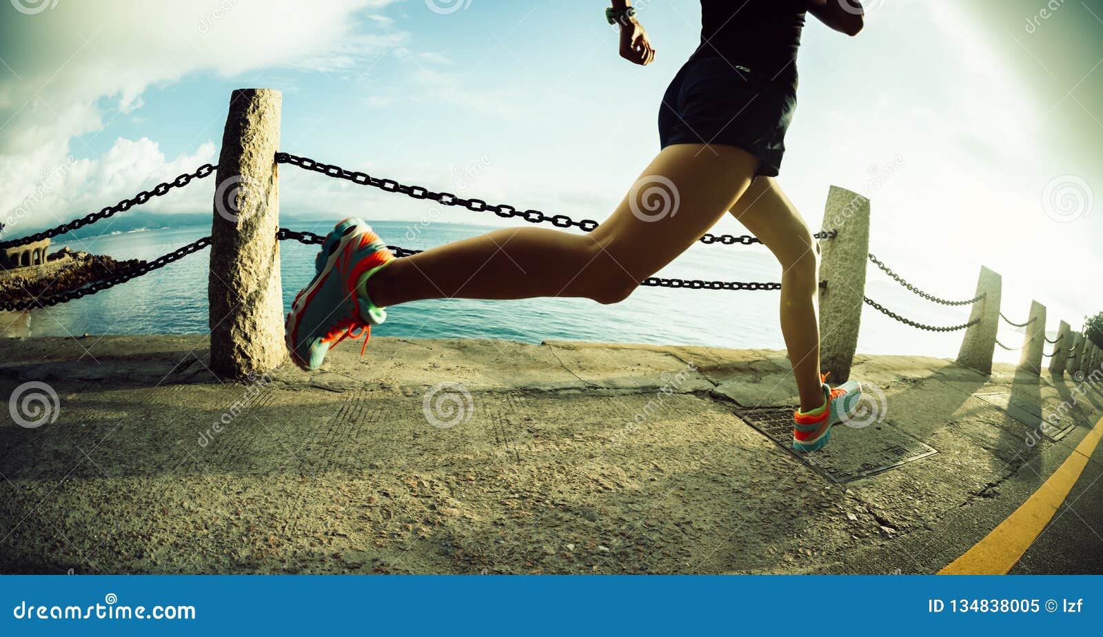 Corredor Da Mulher Na Fuga Do Beira-mar Imagem de Stock - Imagem de ...