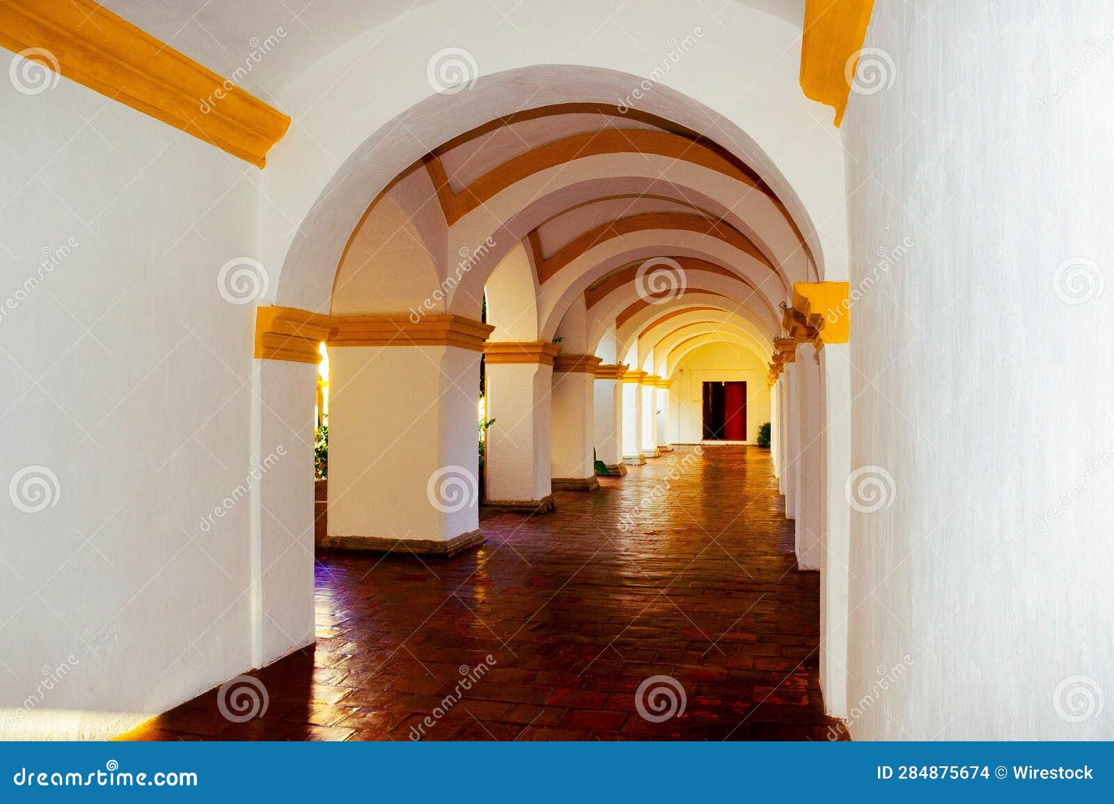Corredor En Un Edificio Colonial De Antigua Guatemala Interior Con ...