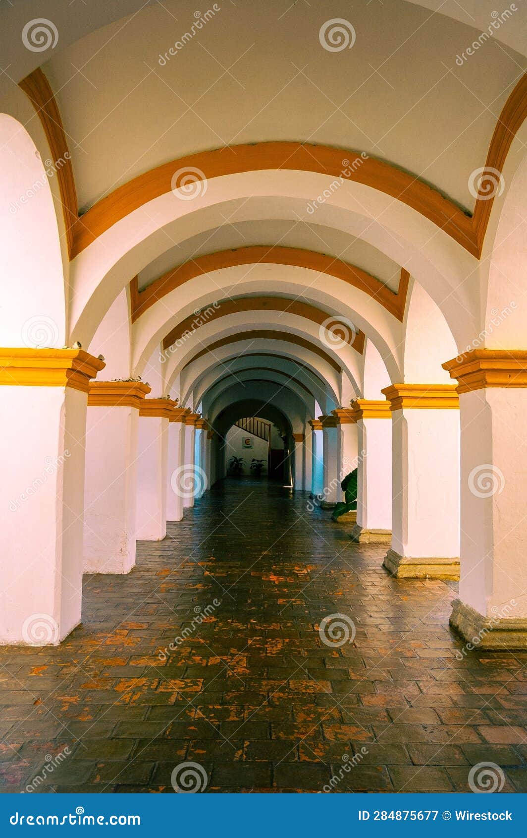 Corredor En Un Edificio Colonial De Antigua Guatemala Interior Con ...