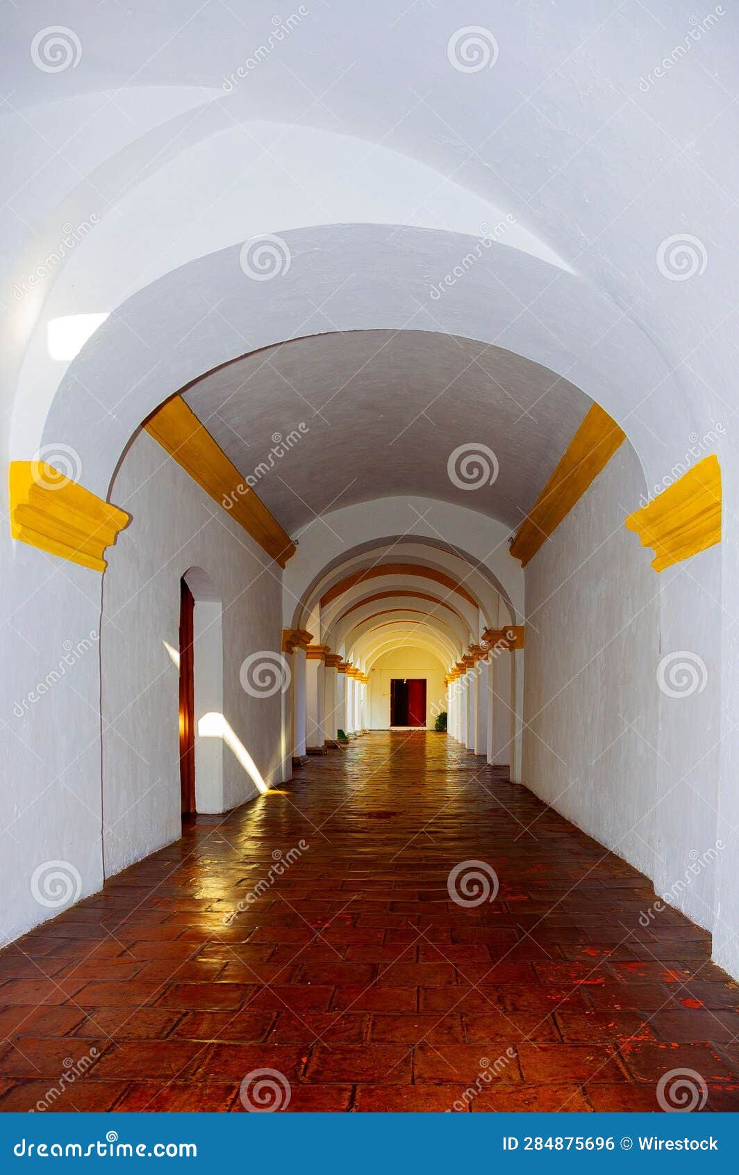 Corredor En Un Edificio Colonial De Antigua Guatemala Interior Con ...