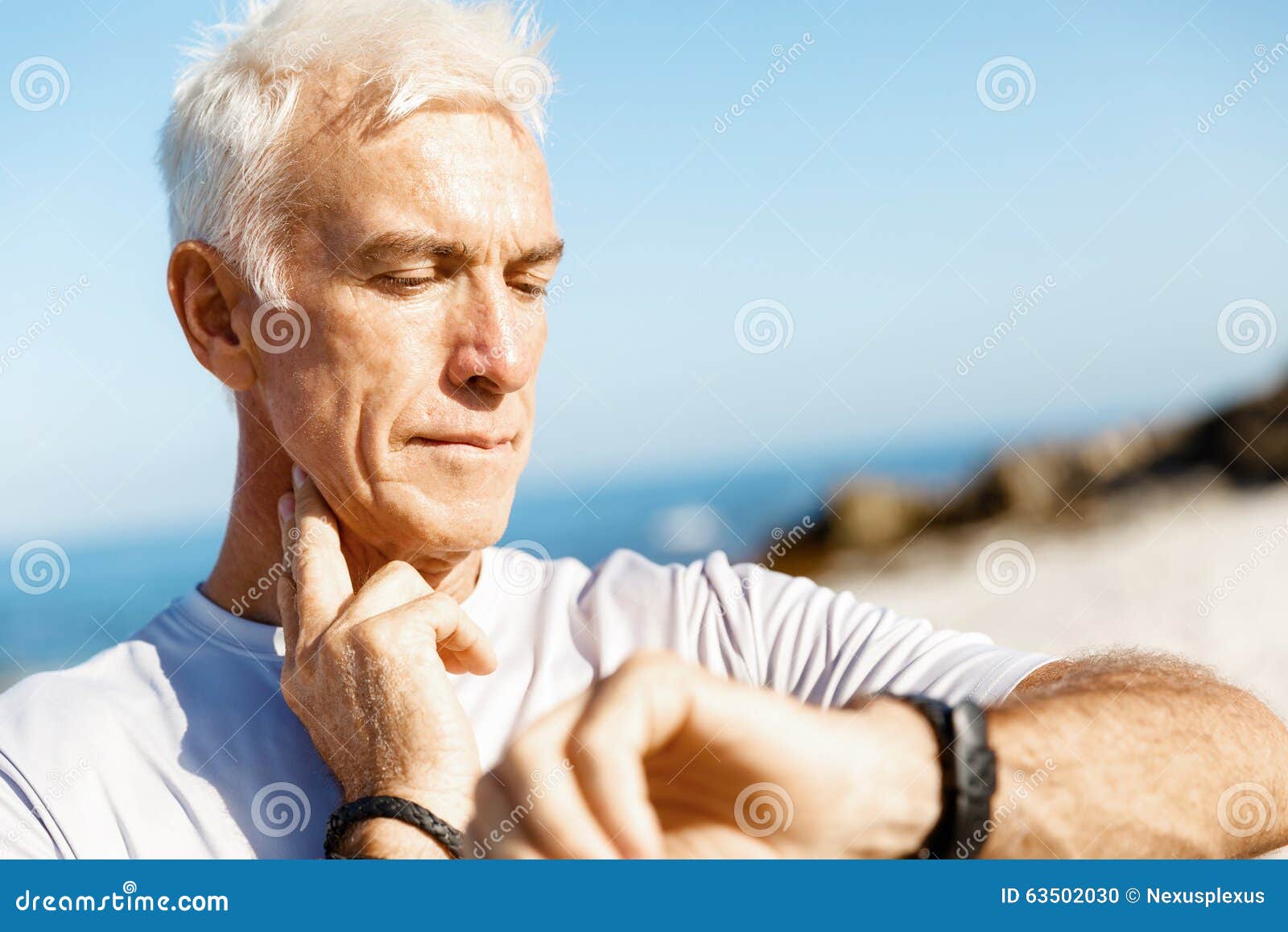 Corredor Que Comprueba Su Pulso Del Ritmo Cardíaco Foto de archivo ...